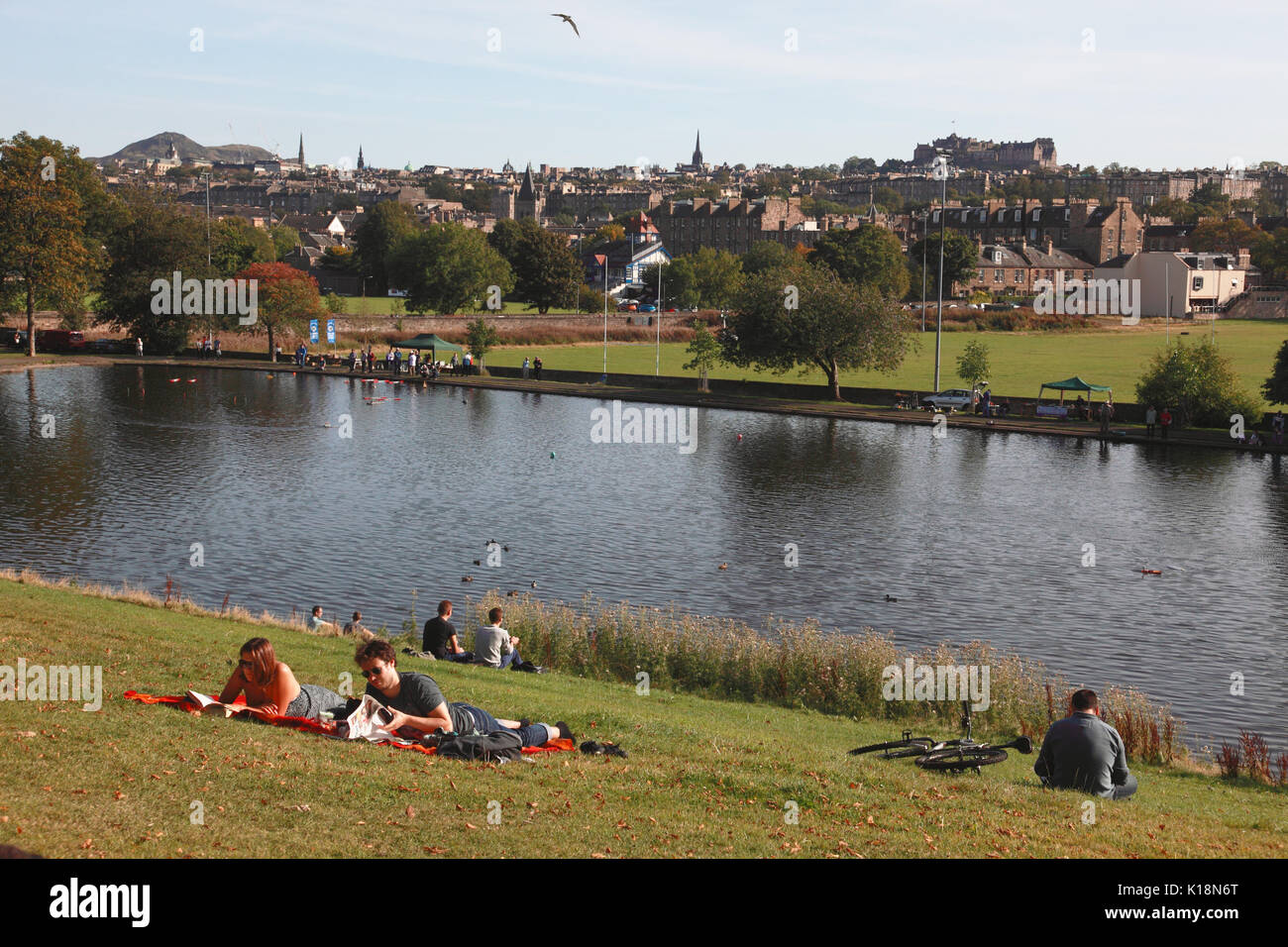 View over the pond in Inverleith Park of the city of Edinburgh with ...