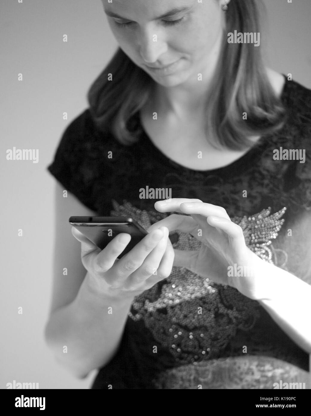 Woman hands mobile apple hi-res stock photography and images - Alamy