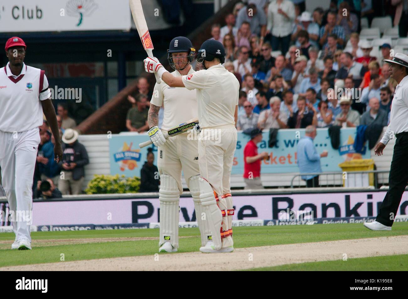 Joe root cricket bat hi-res stock photography and images - Alamy