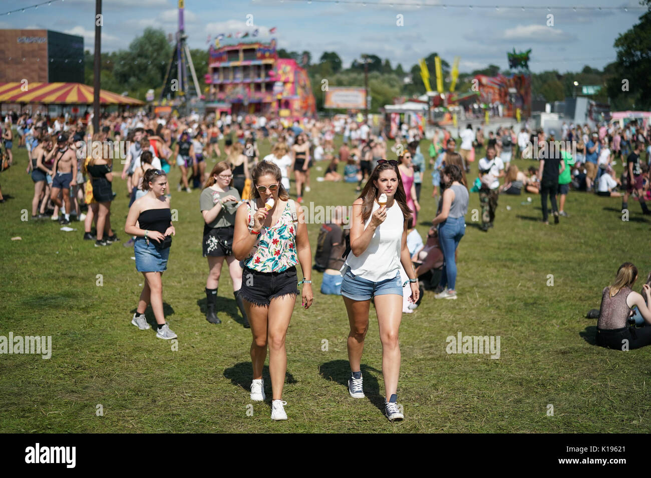 Reading, UK. 25th Aug, 2017. Festival goers enjoying warm weather at the 2017 Reading Festival ...