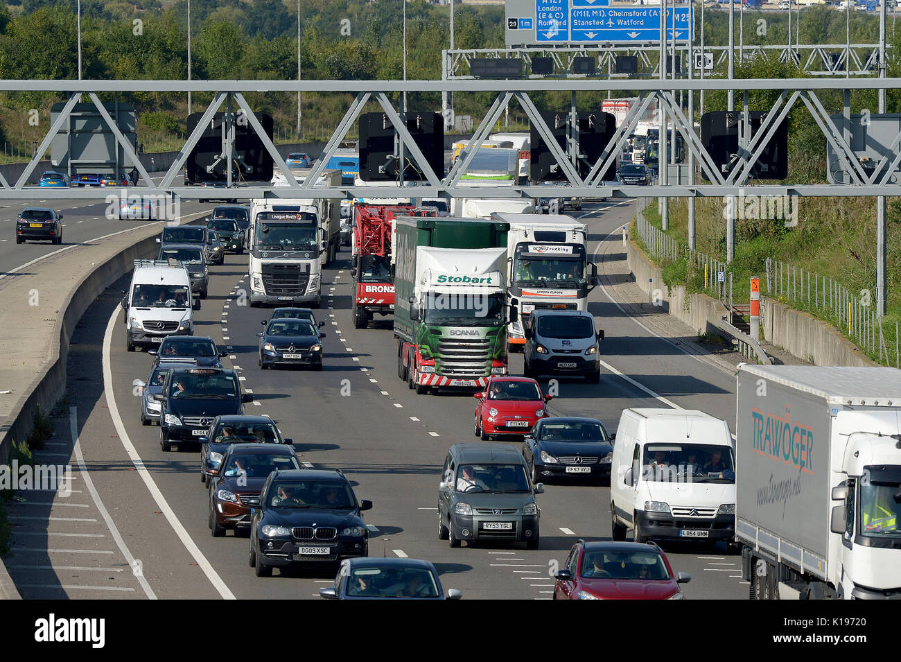 M25, Essex, UK. 25th August, 2017. Motorists heading towards the QE2 ...