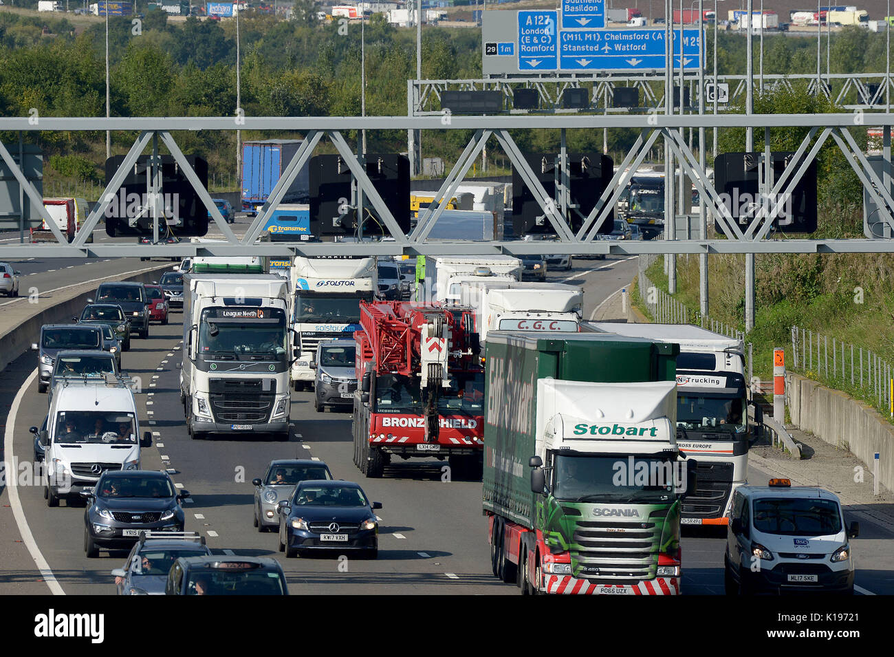 M25, Essex, UK. 25th August, 2017. Motorists heading towards the QE2 ...