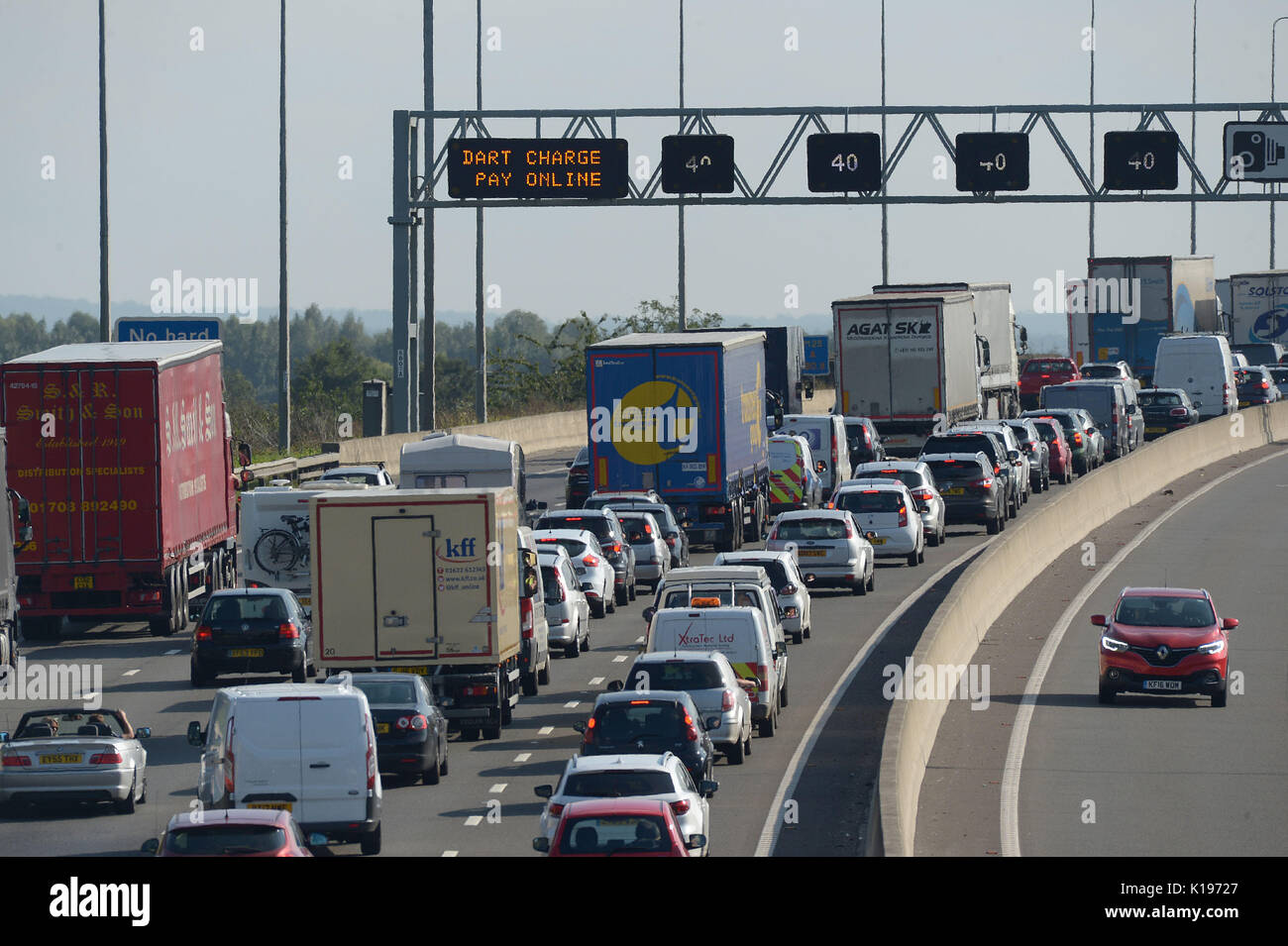 M25, Essex, UK. 25th August, 2017. Motorists heading towards the QE2 ...