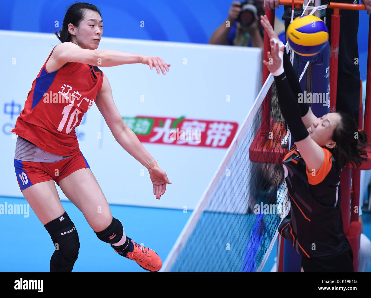 (170826) -- TIANJIN, Aug. 26, 2017 (Xinhua) -- Duan Fang (L) of ...