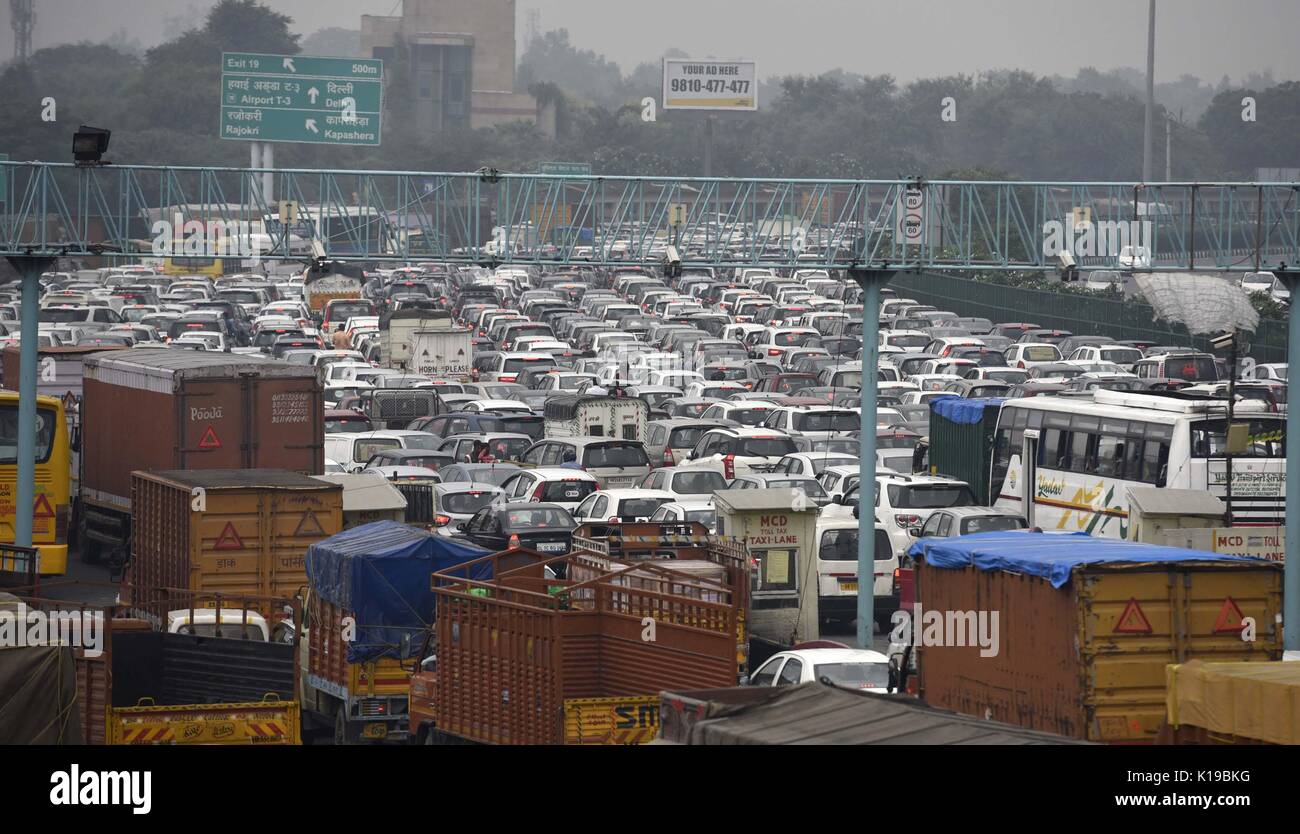Gurugram, India. 26th Aug, 2017. Heavy Traffic jam at Delhi-Gurugram border on Jaipur Expressway ...