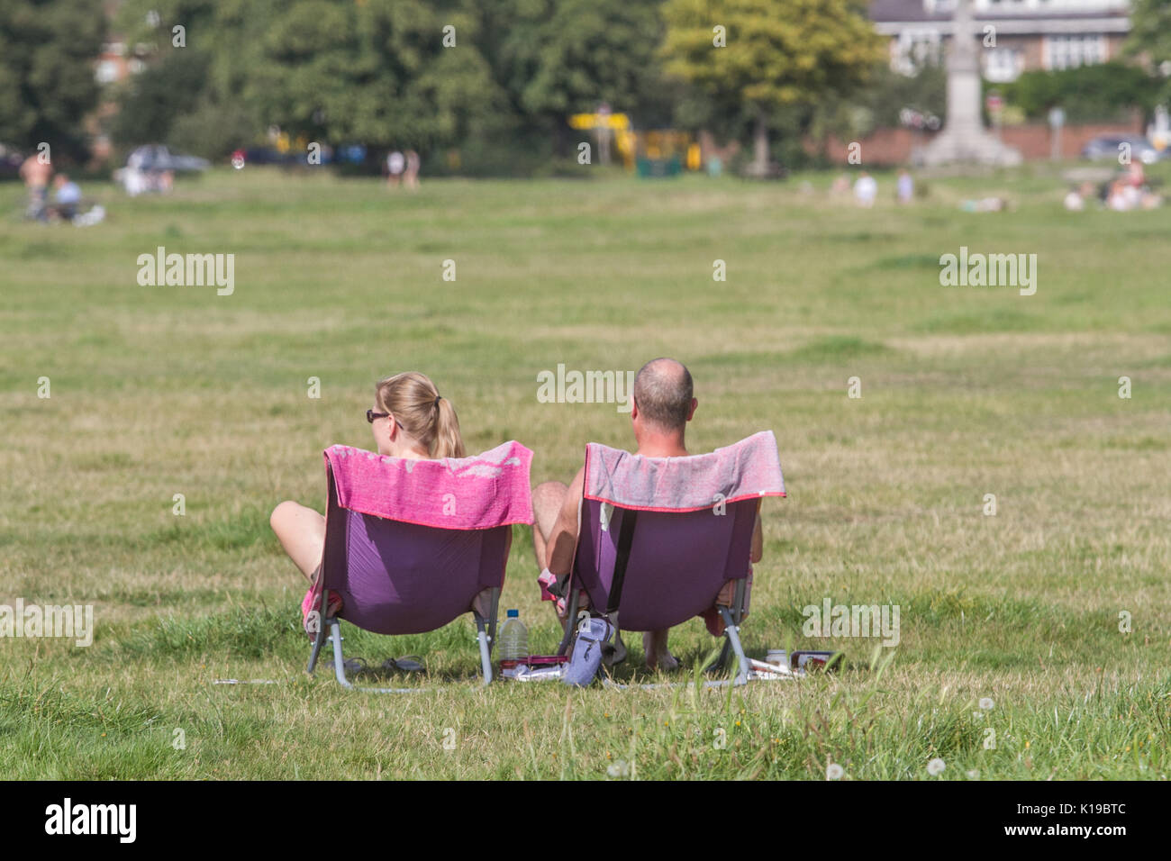 London, UK. 26th Aug, 2017. A couple sitting in chairs enjoying the ...