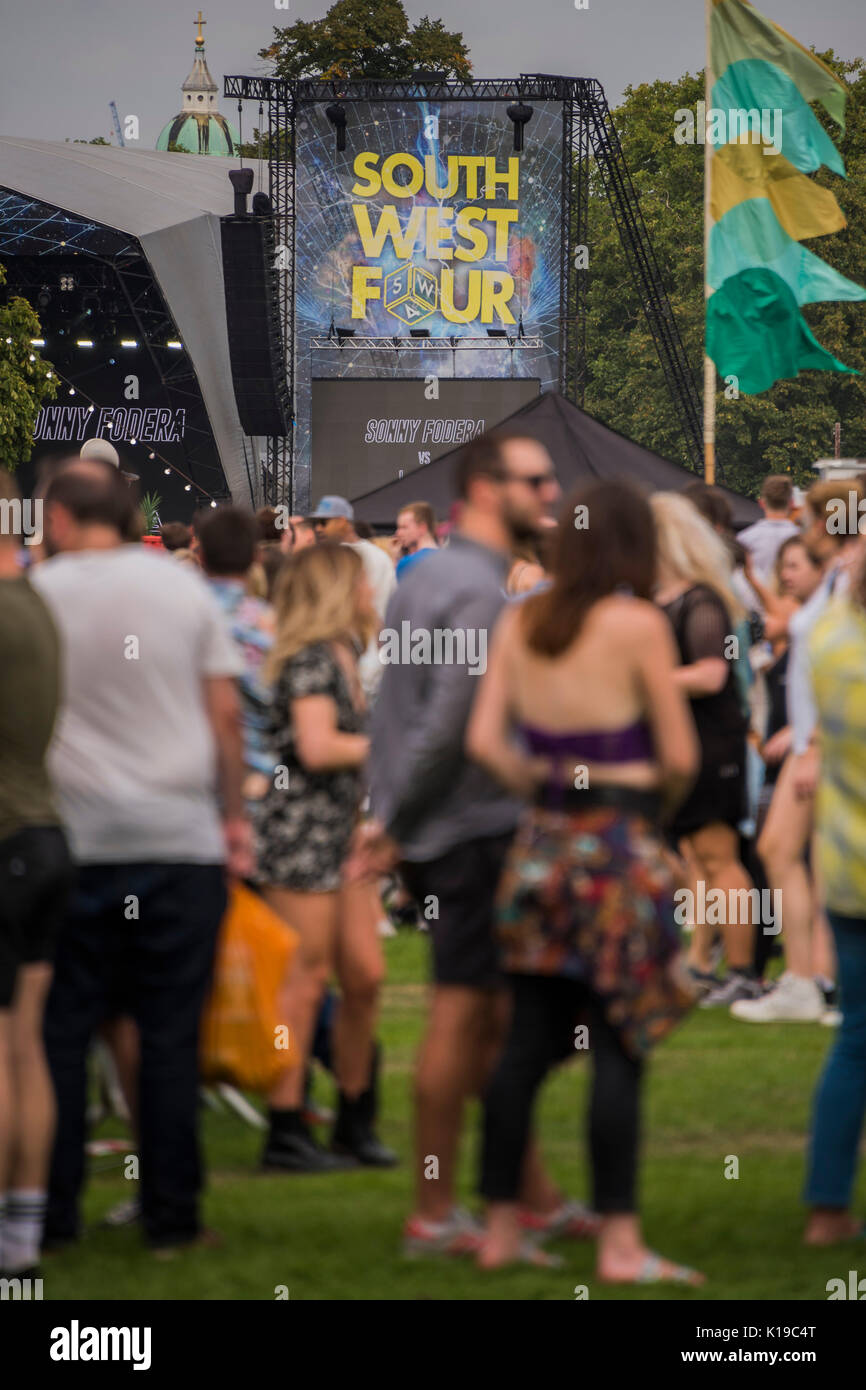 London, UK. 26th Aug, 2017. Crowds pre-drink as they queue for the SW4 ...