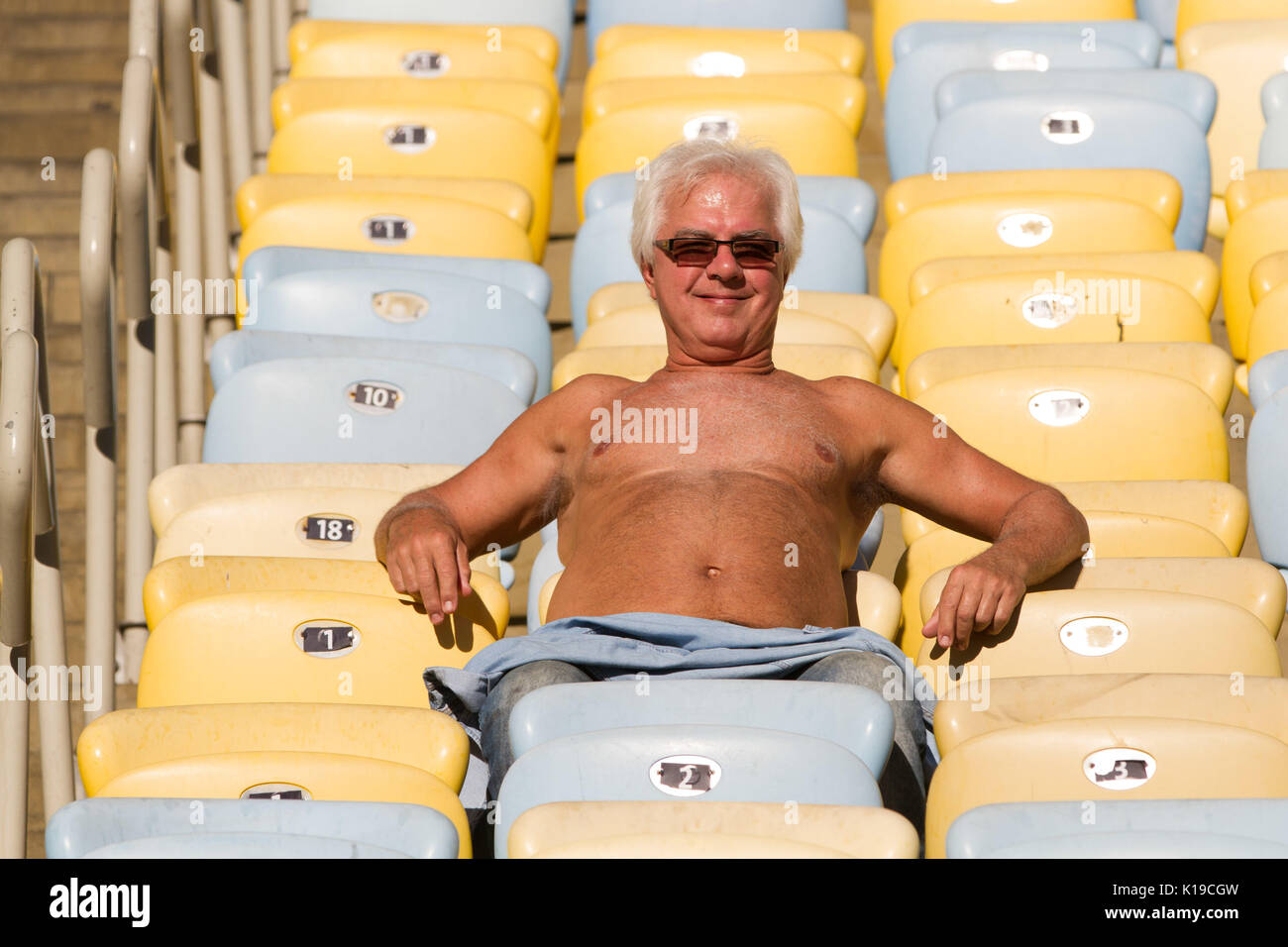 Rio De Janeiro, Brazil. 26th Aug, 2017. Fluminense fan catching Sun ...