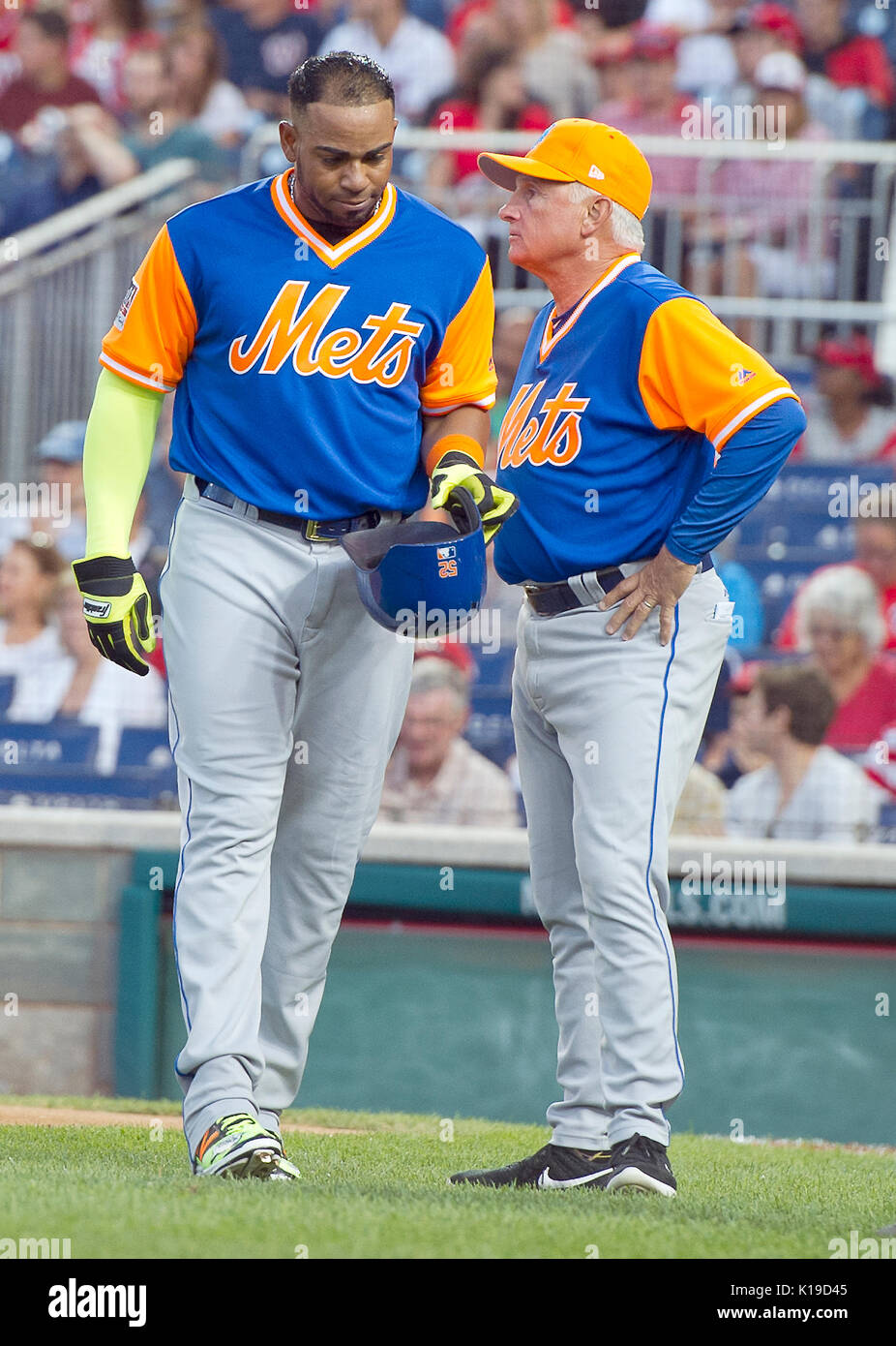 New York Mets manager Terry Collins (10) looks away as he reacts to the ...