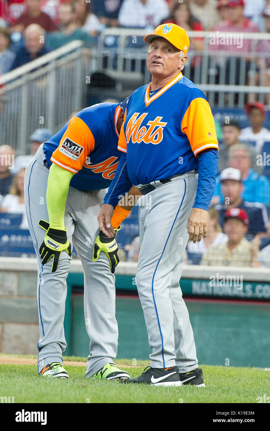 New York Mets manager Terry Collins (10) reacts to the injury to left ...
