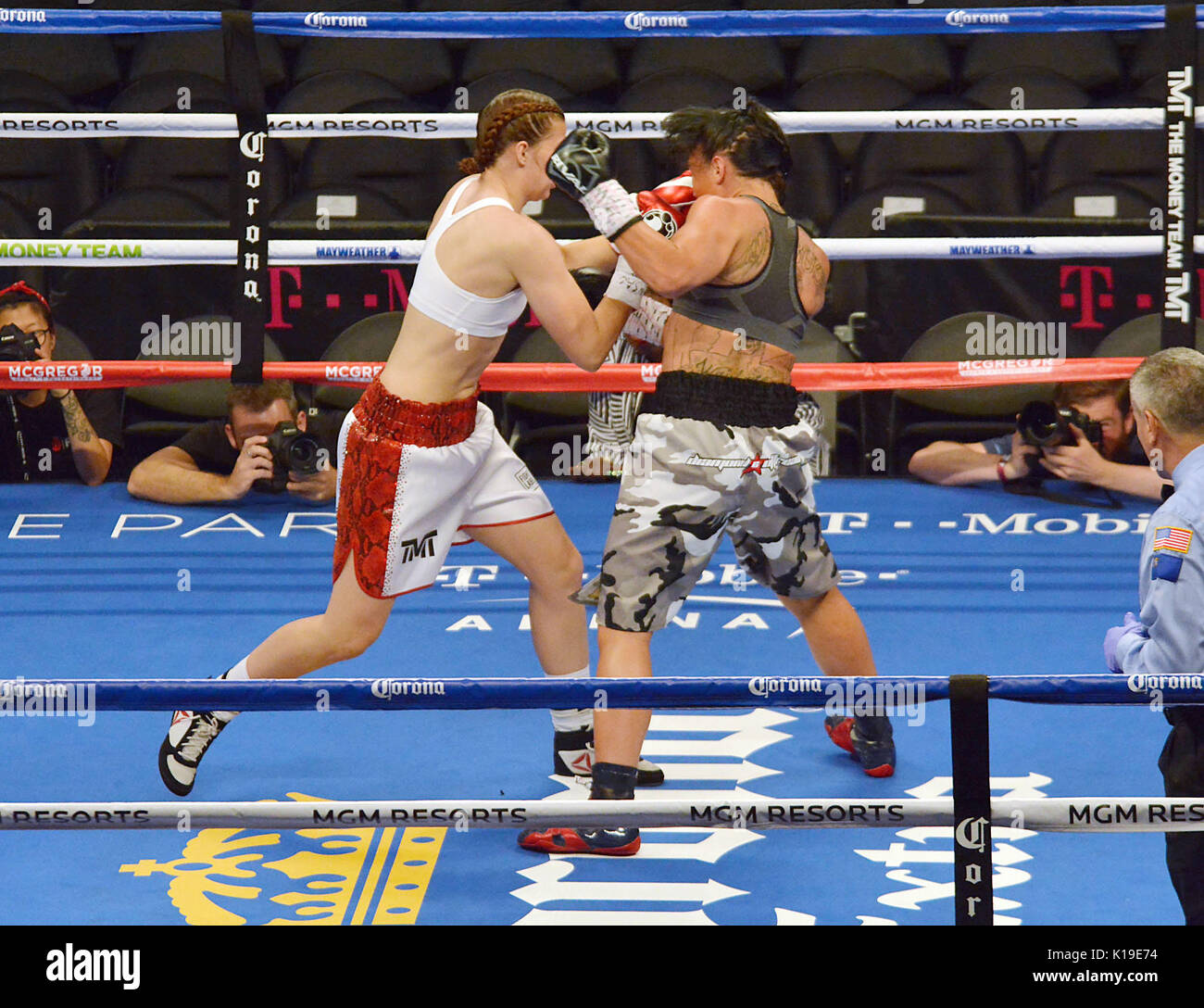 Las Vegas, Nevada, USA. 26th Aug, 2017. Female boxers Savannah Marshall ...