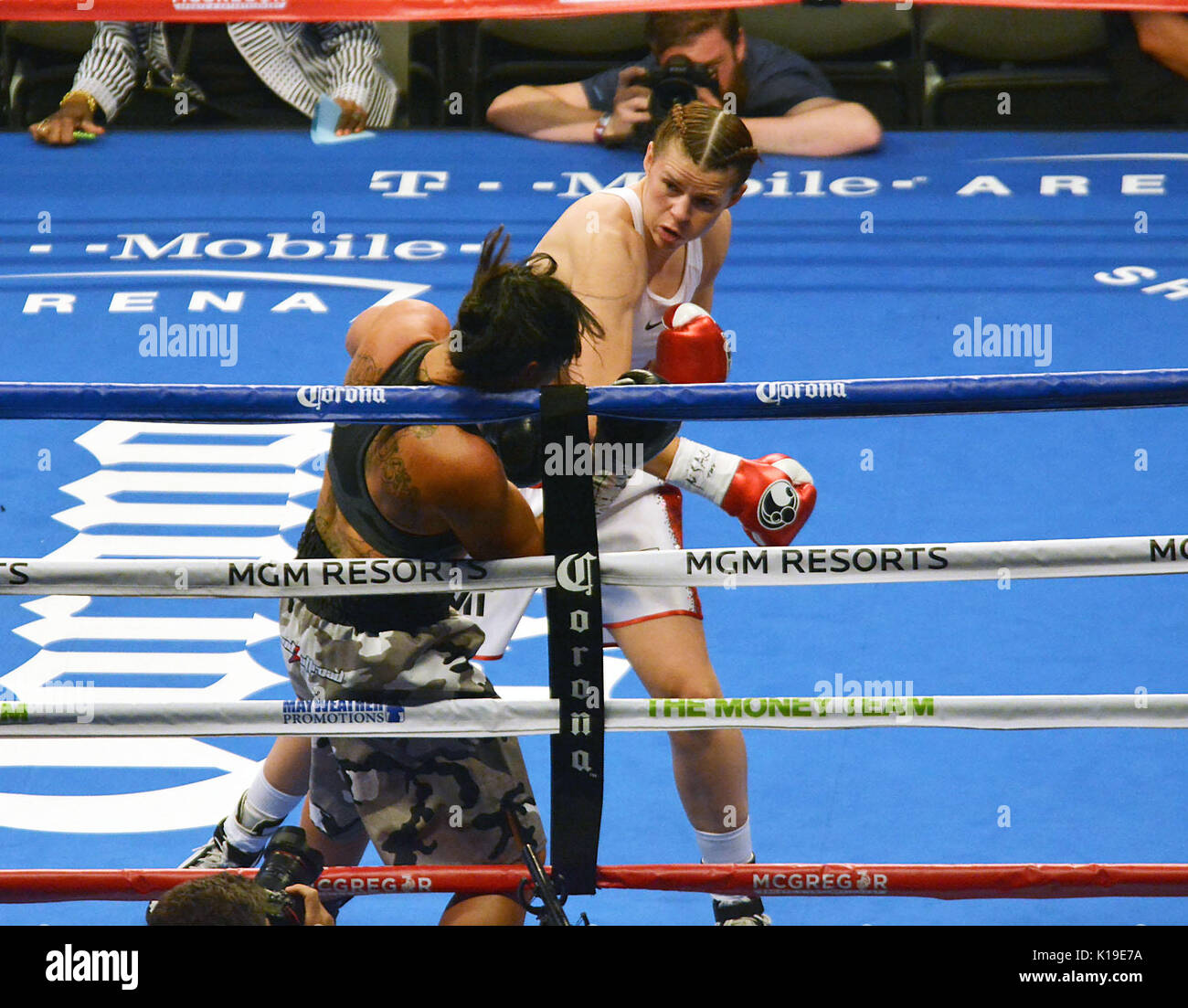 Las Vegas, Nevada, USA. 26th Aug, 2017. Female boxers Savannah Marshall ...