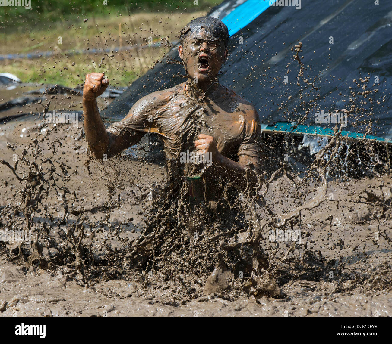Toronto, Canada. 26th Aug, 2017. A participant takes part in the 2017 Mud Hero Toronto North ...