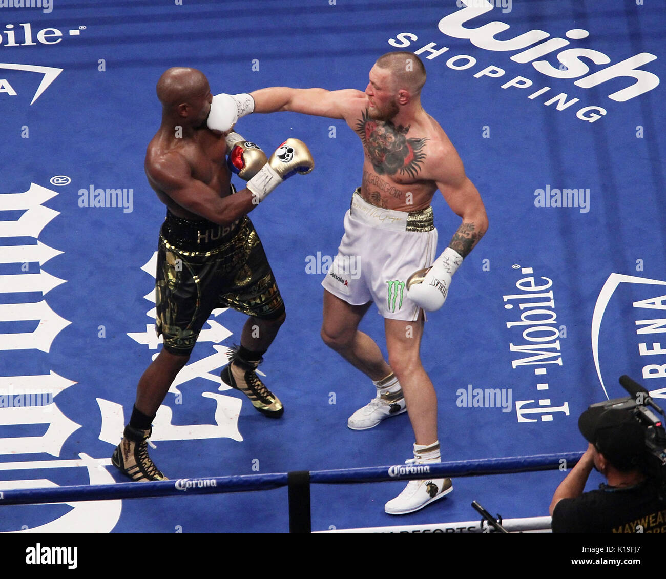 Las Vegas, Nevada, USA. 26th Aug, 2017. Boxer Floyd Mayweather jr stops ...