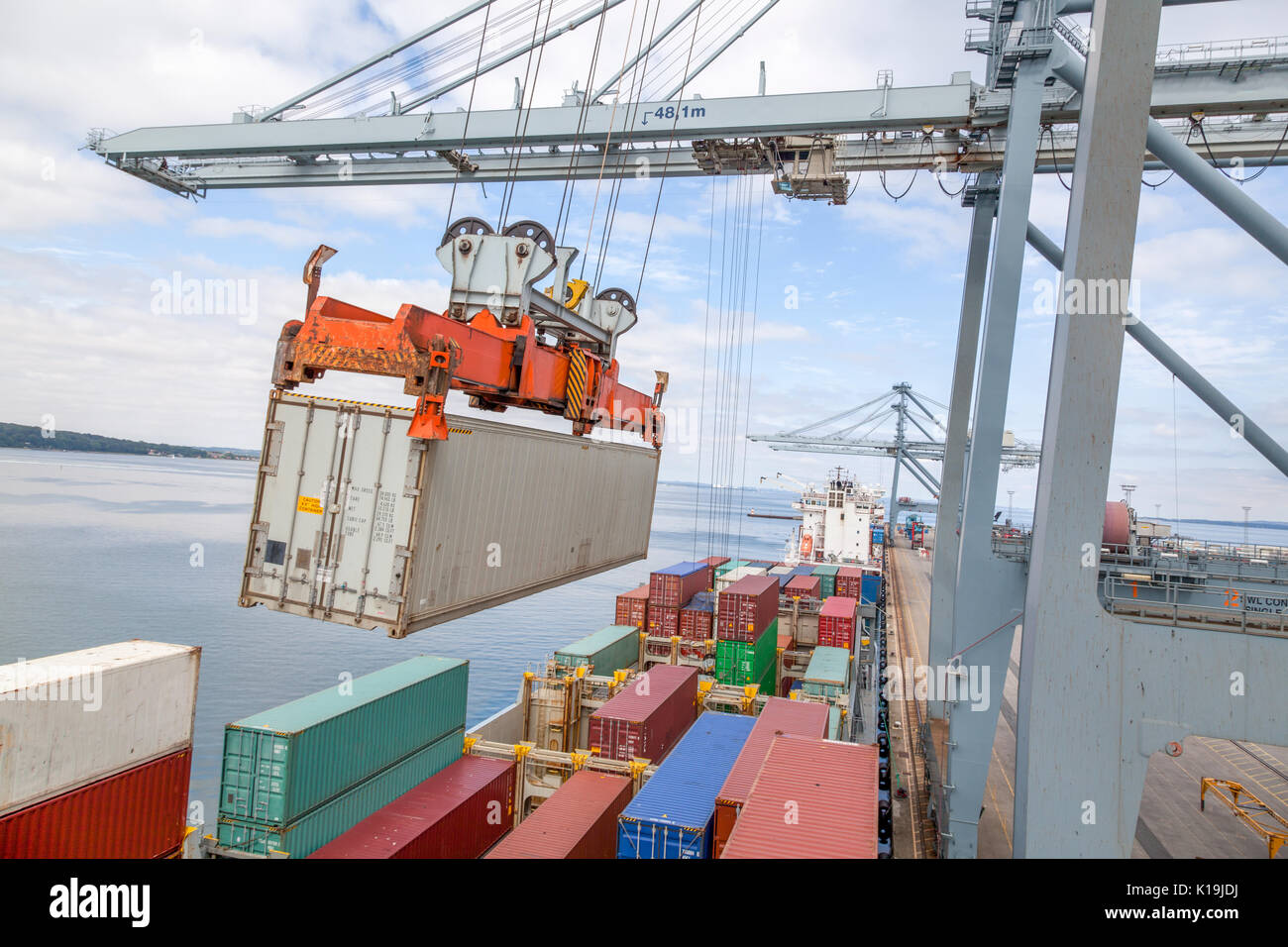 Containerschiff wird entladen Stock Photo - Alamy