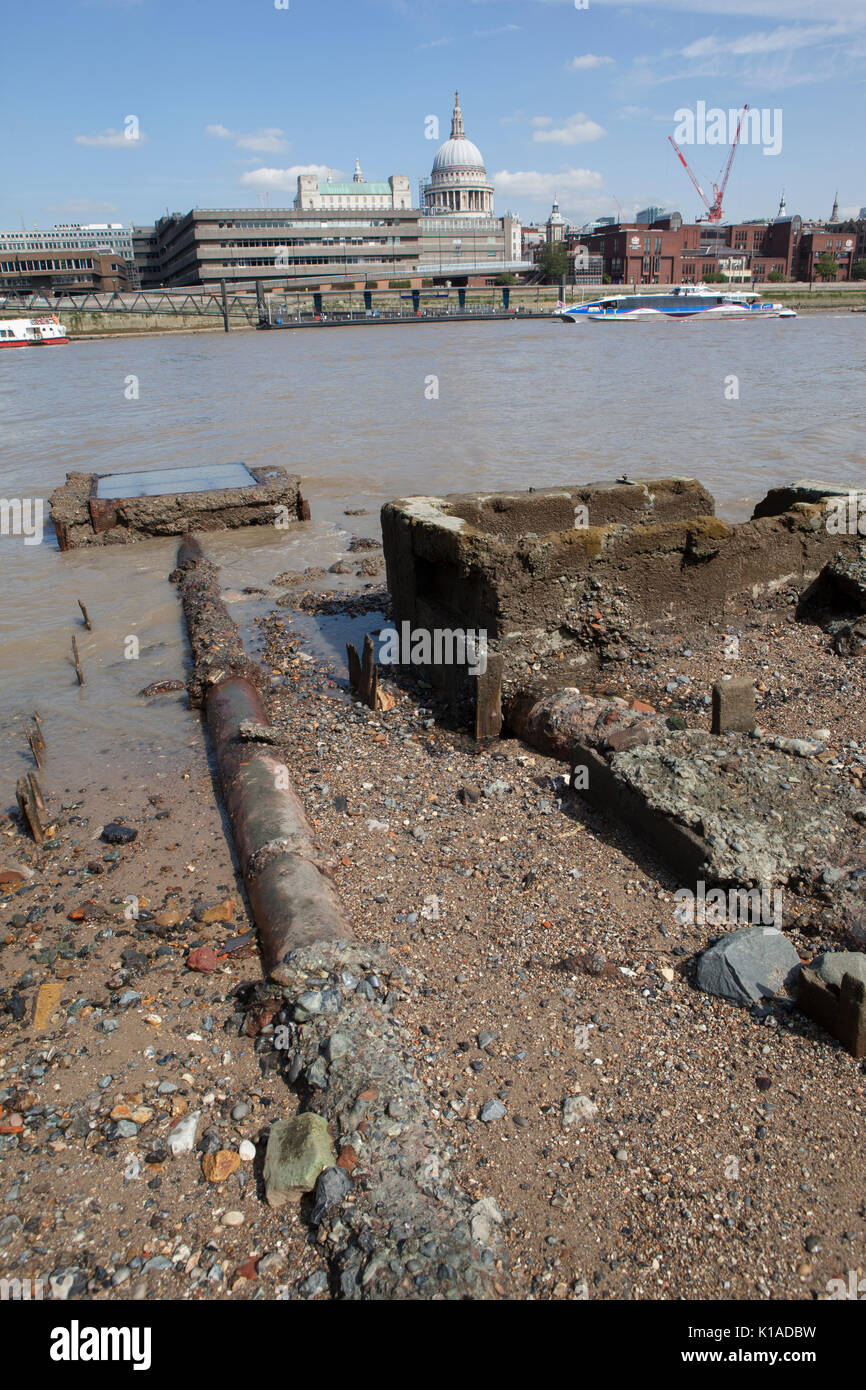 Sewage pollution thames hi-res stock photography and images - Alamy