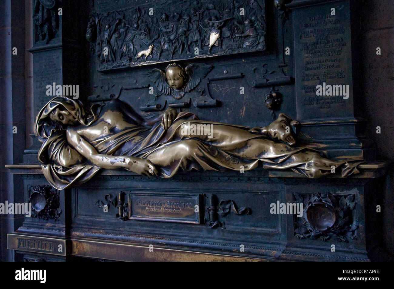 The reclining statue of Everard t'Serclaes by Julien Dillens, Charles ...
