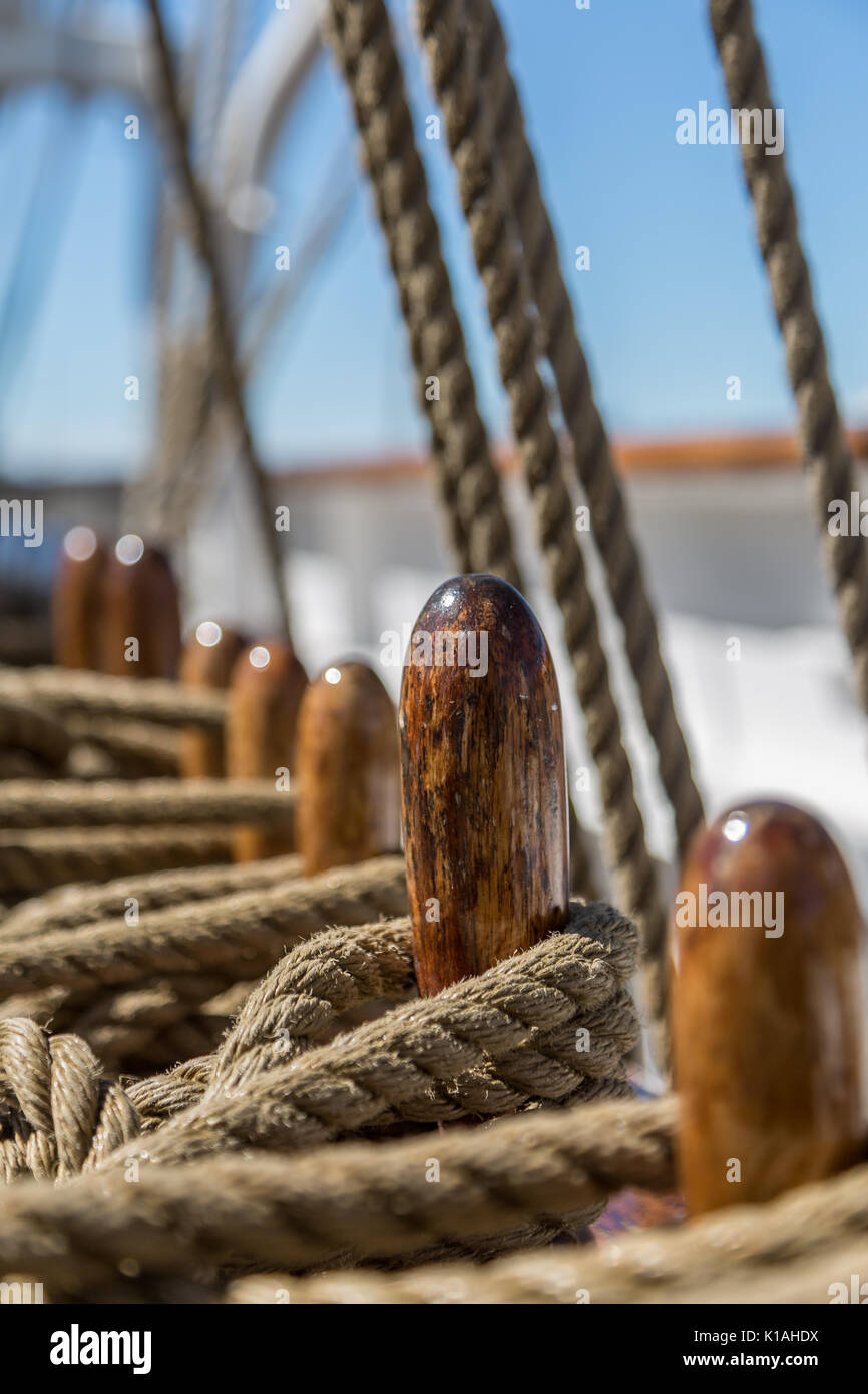 Ropes yacht rigging sail block hi-res stock photography and images - Alamy