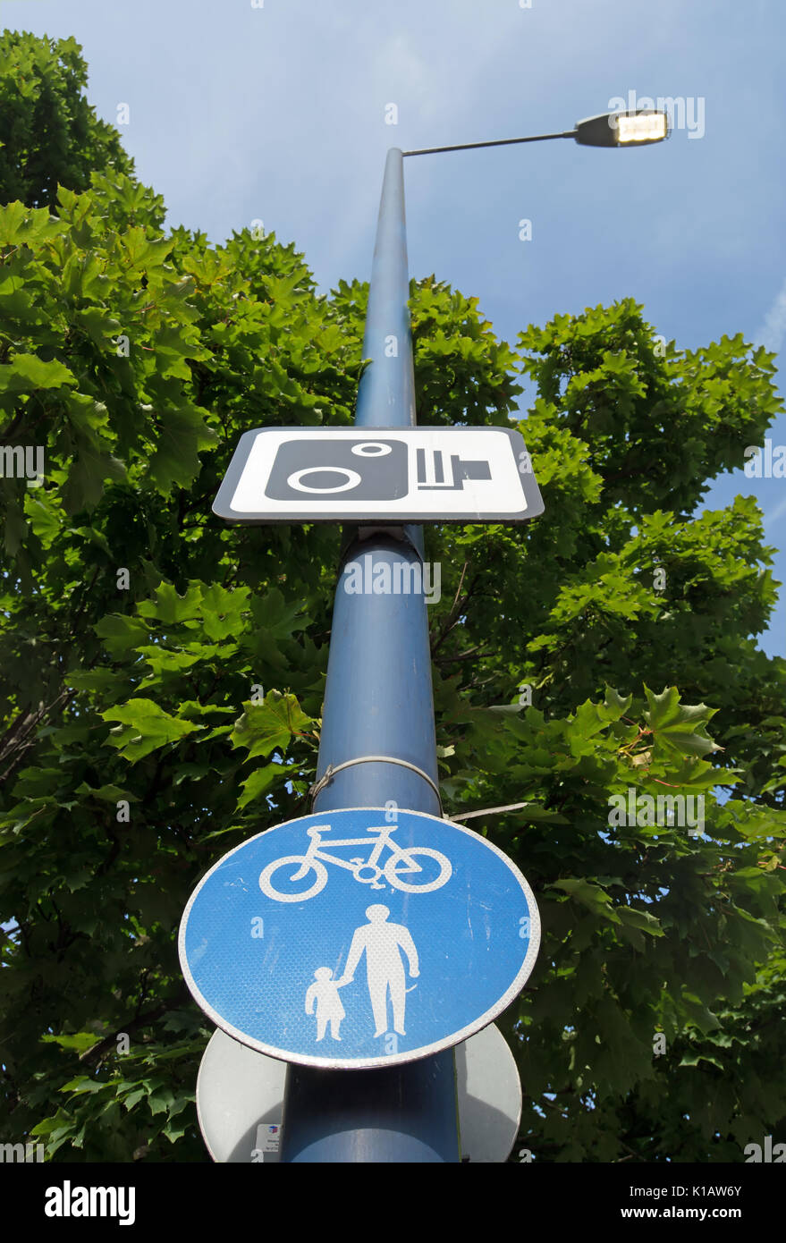 Shared path sign signs hi-res stock photography and images - Alamy