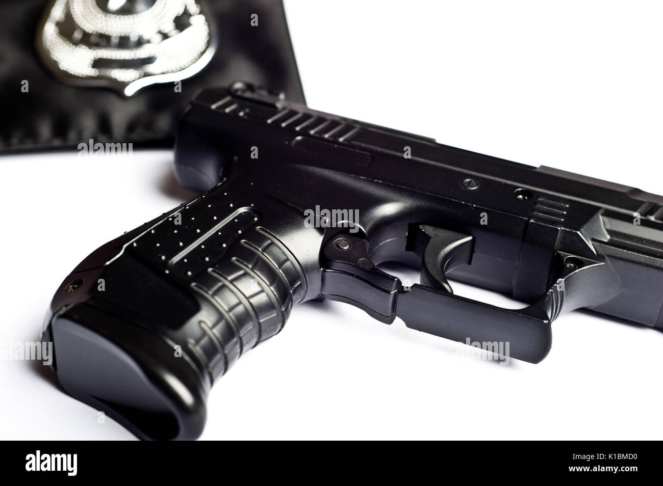gun and police badge Stock Photo - Alamy