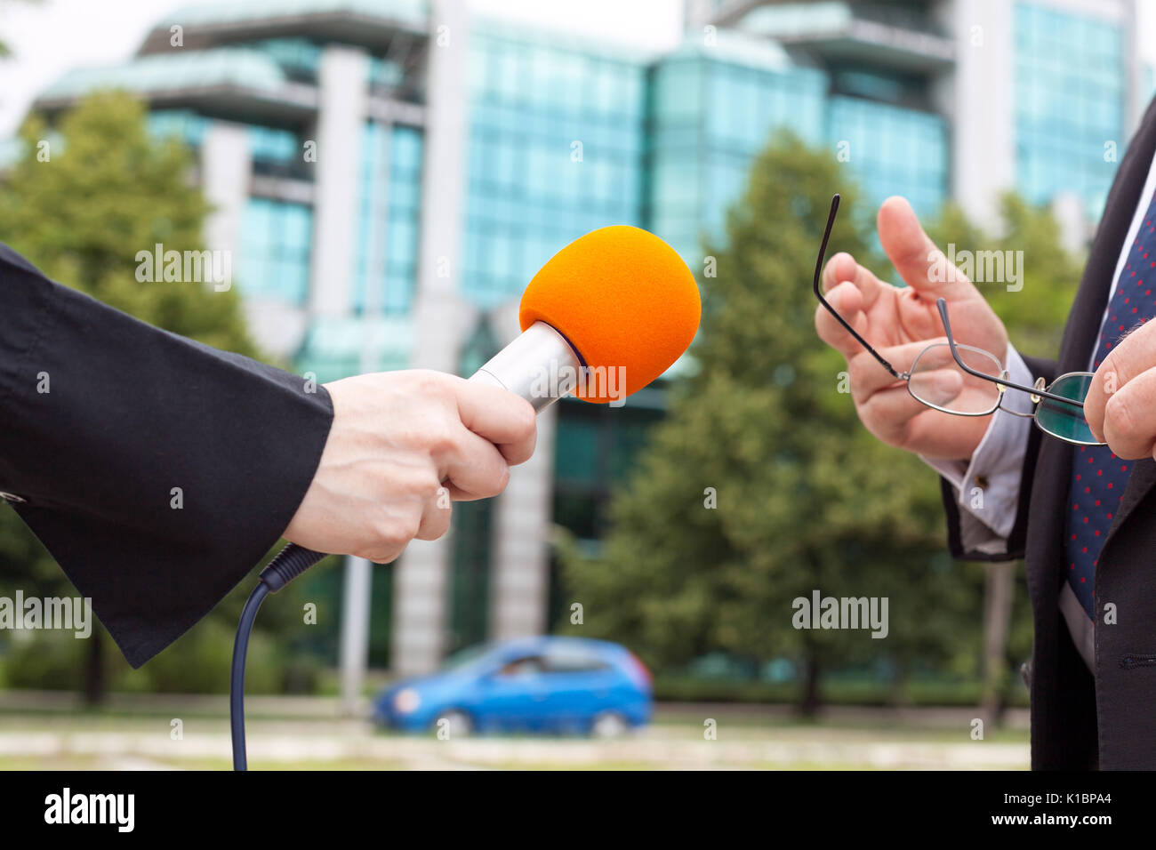 Journalist interviewing politician hi-res stock photography and images ...
