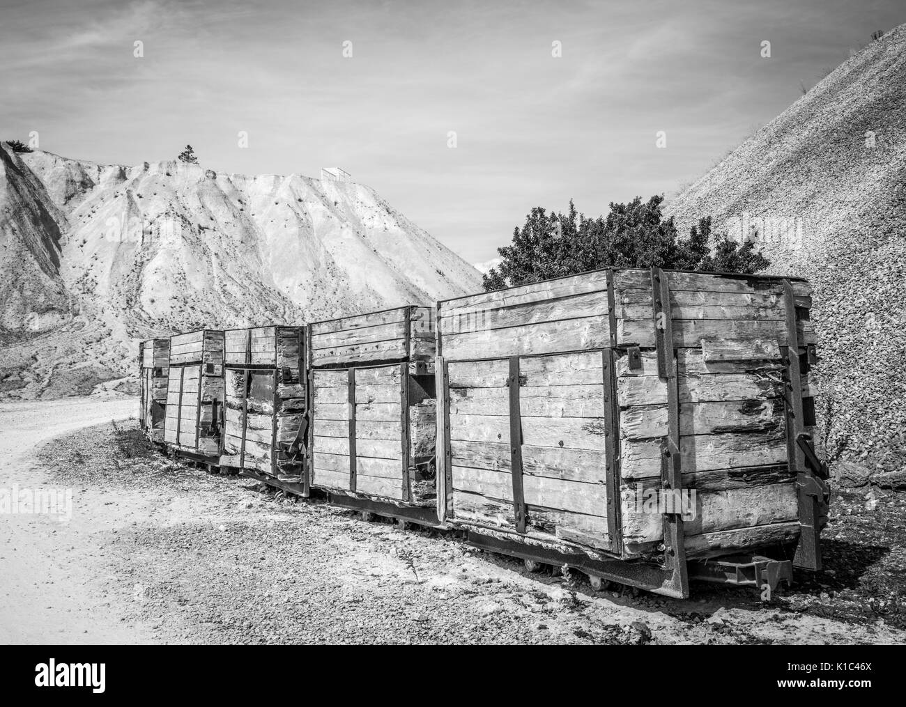 Old wagons and black and white hi-res stock photography and images - Alamy