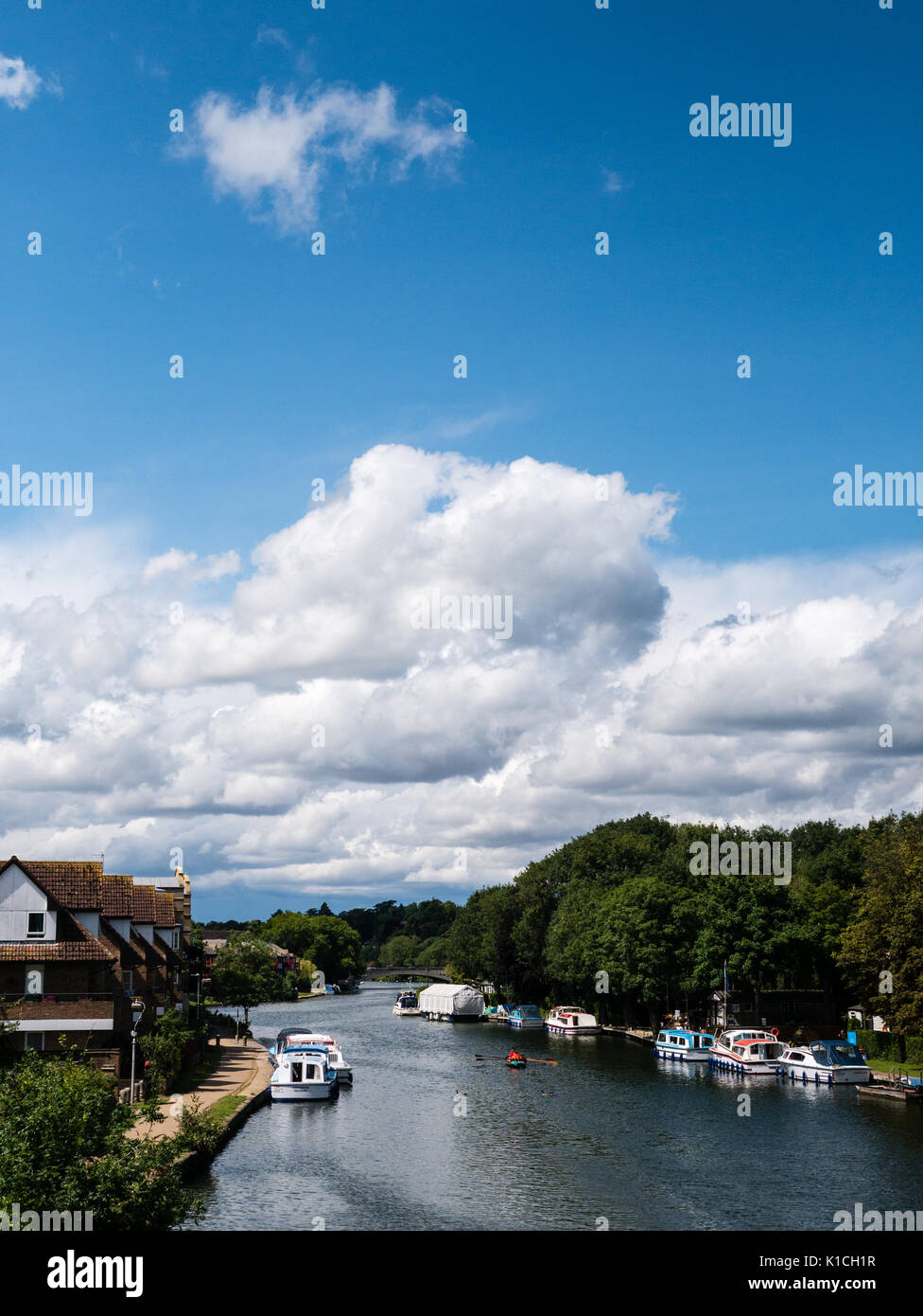 River Thames, Thames Path, Caversham, Reading, Berkshire, England Stock ...