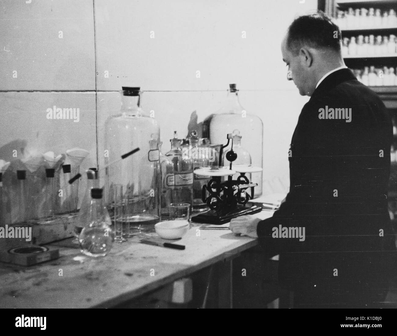 Science beaker balance Black and White Stock Photos & Images - Alamy