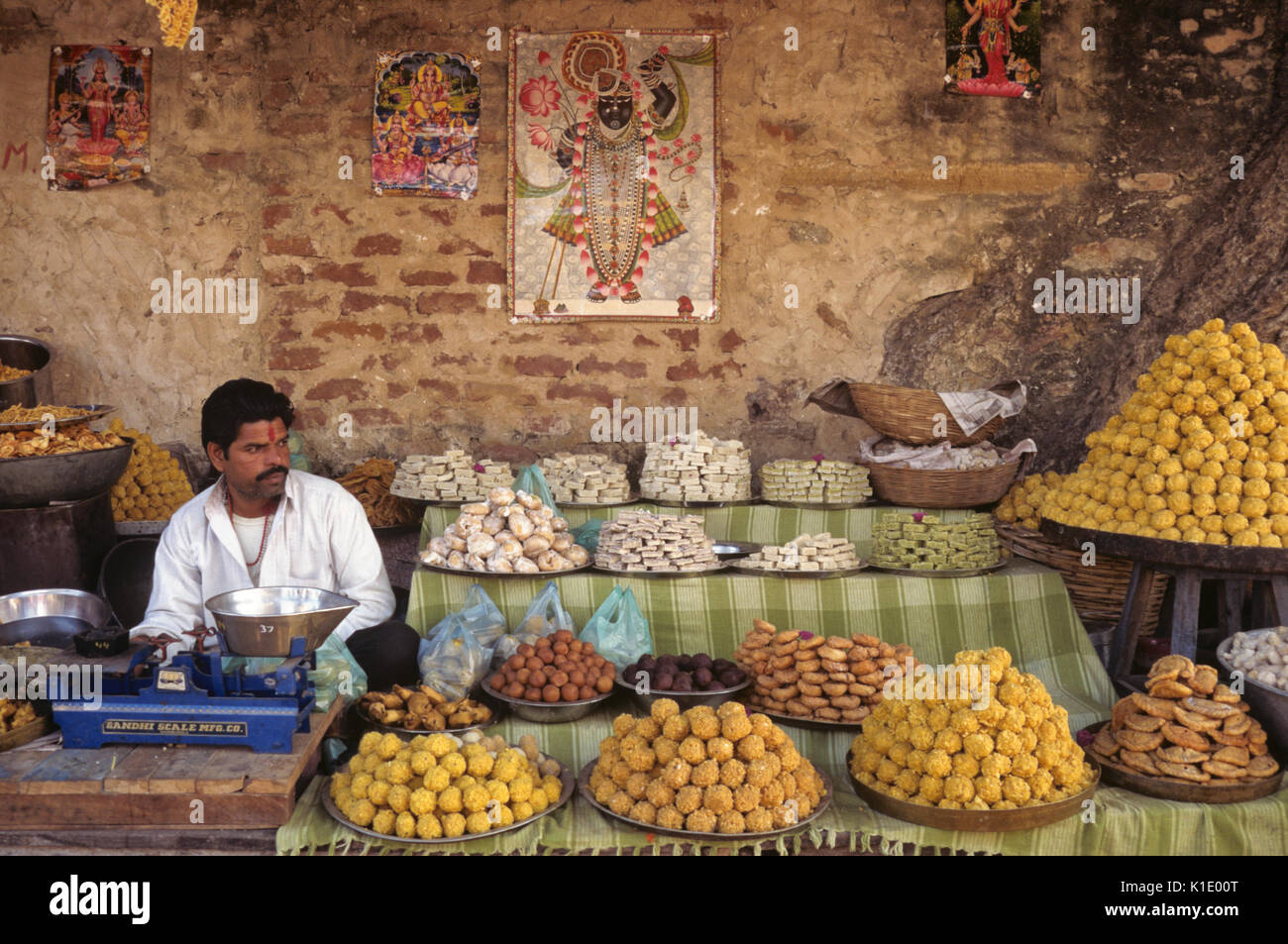 India sweets hi-res stock photography and images - Alamy
