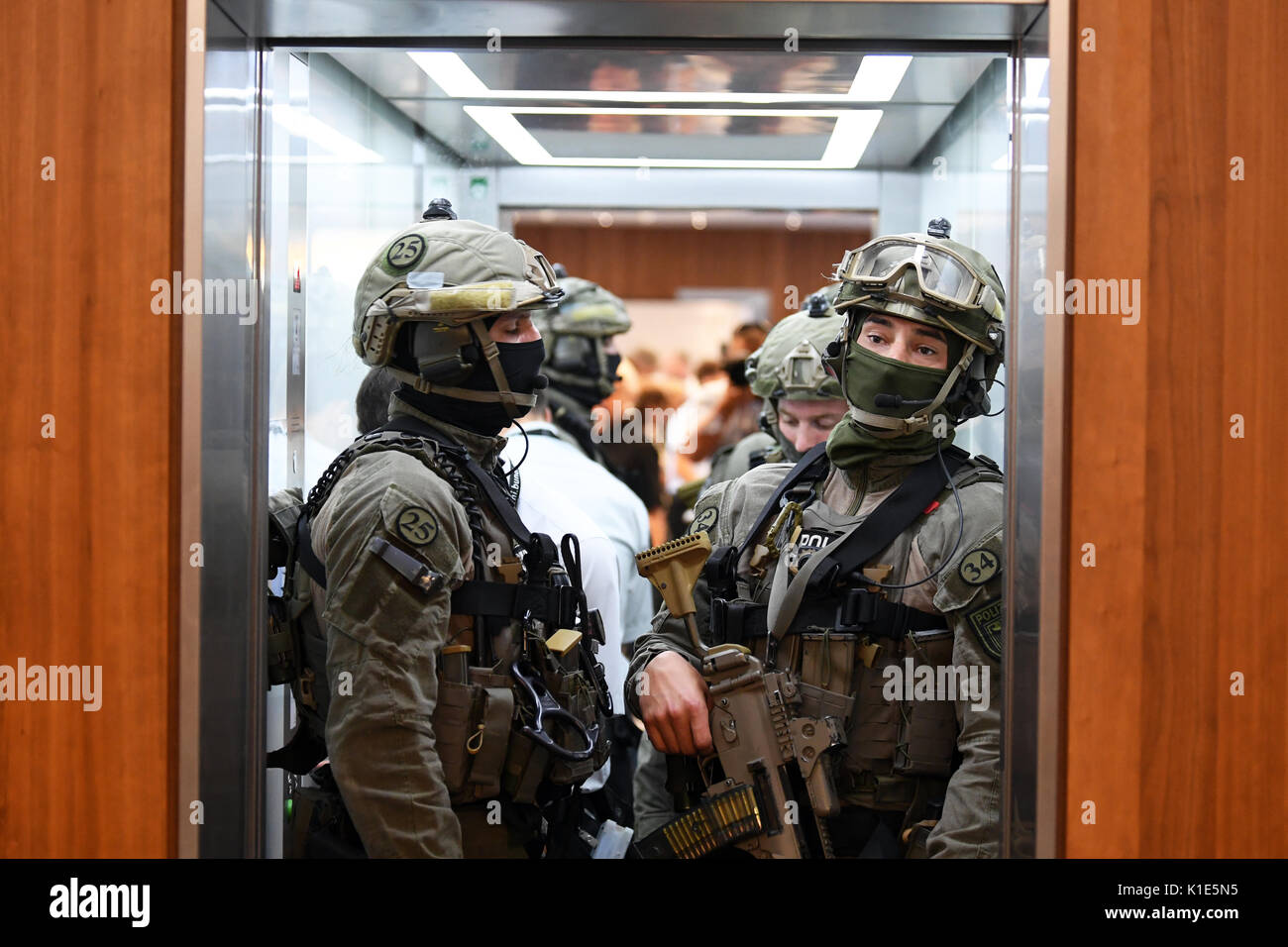 Berlin, Germany. 26th Aug, 2017. Police officers of the special unit ...