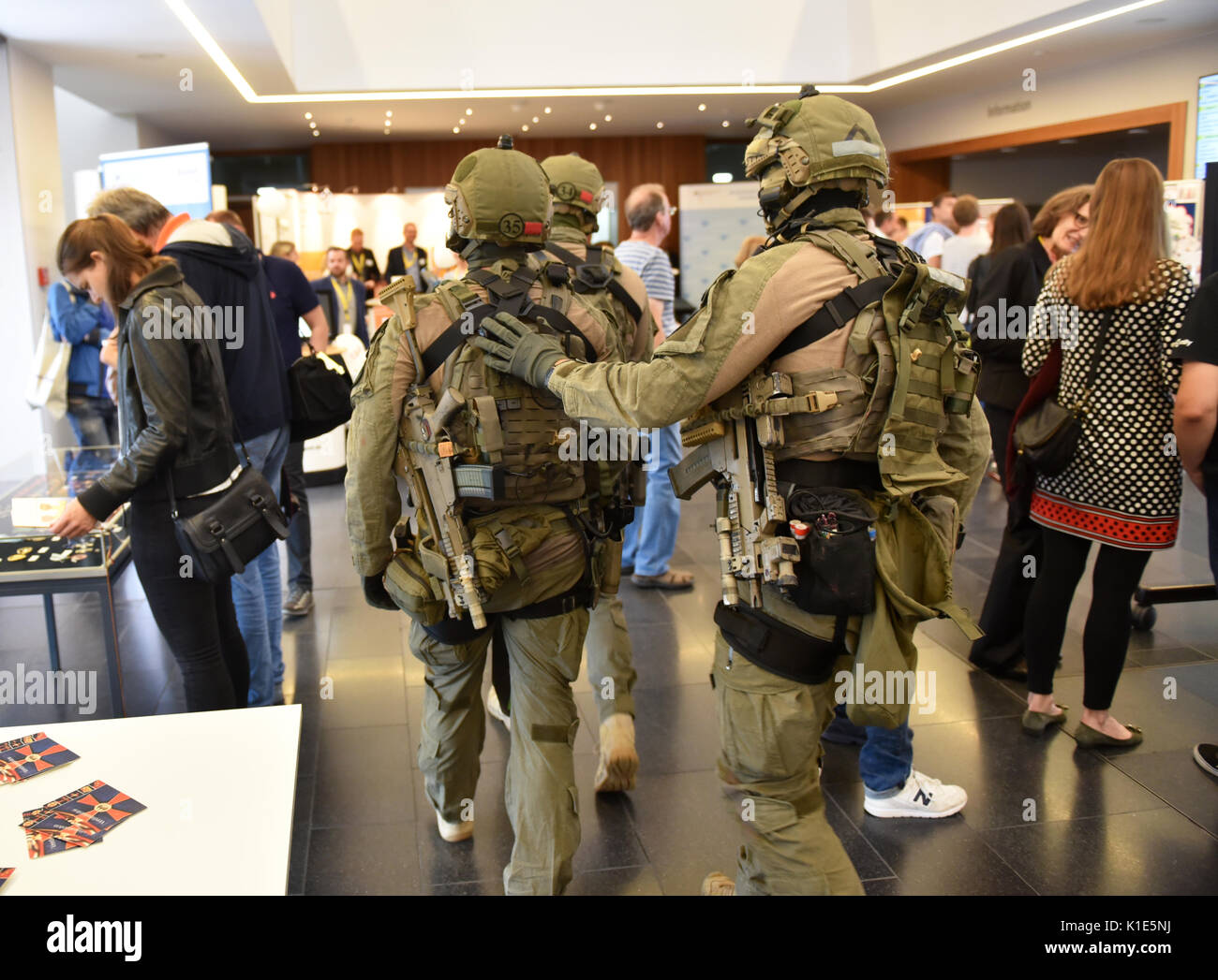 Berlin, Germany. 26th Aug, 2017. Police officers of the special unit ...