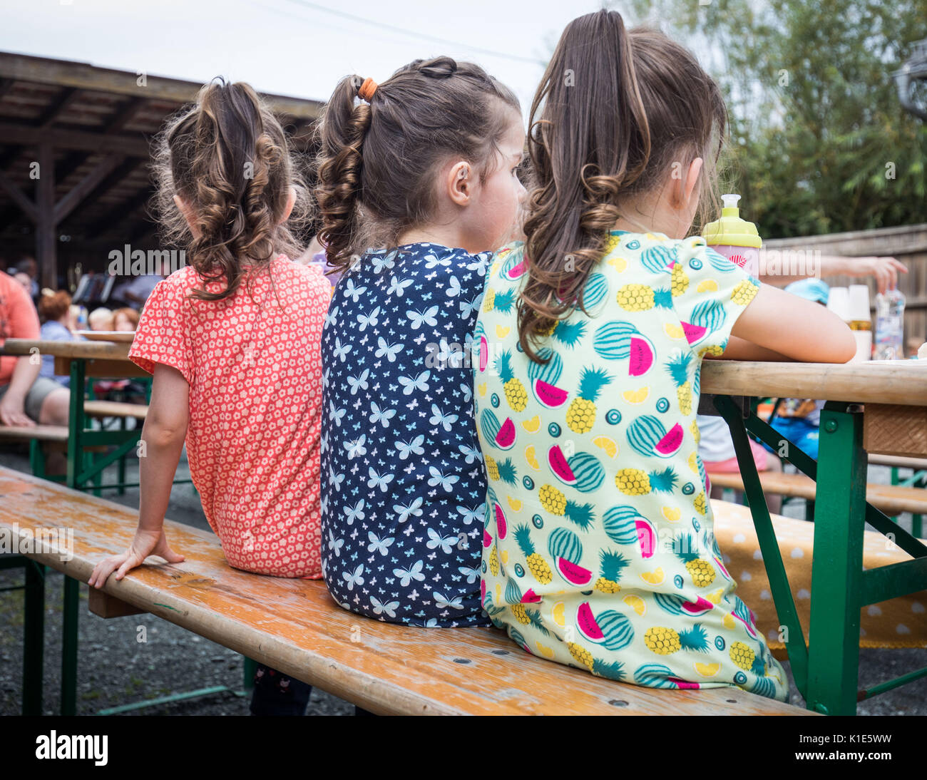 The triplets Katharina (l-r), Alexandra and Marlena (three years old ...