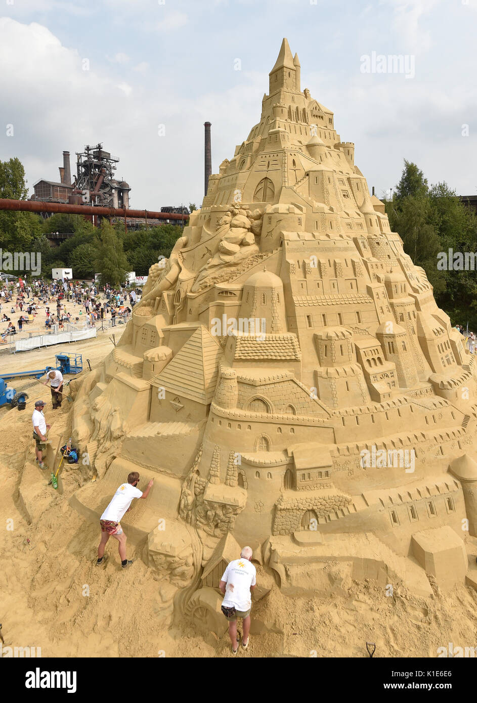 Duisburg, Germany. 26th Aug, 2017. Artists work on the biggest ...