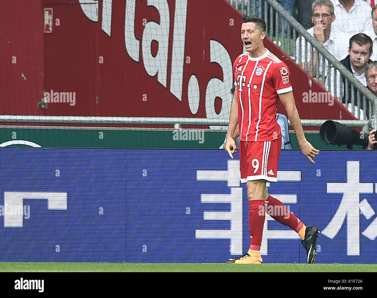 Bremen, Germany. 26th Aug, 2017. Robert Lewandowski cheers over his 0-1 ...