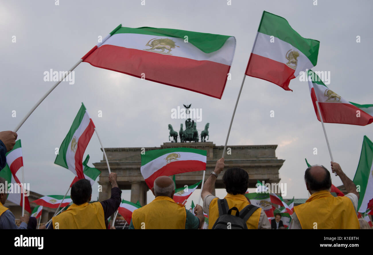 Berlin, Germany. 26th Aug, 2017. Demonstrators waves Iranian flags ...