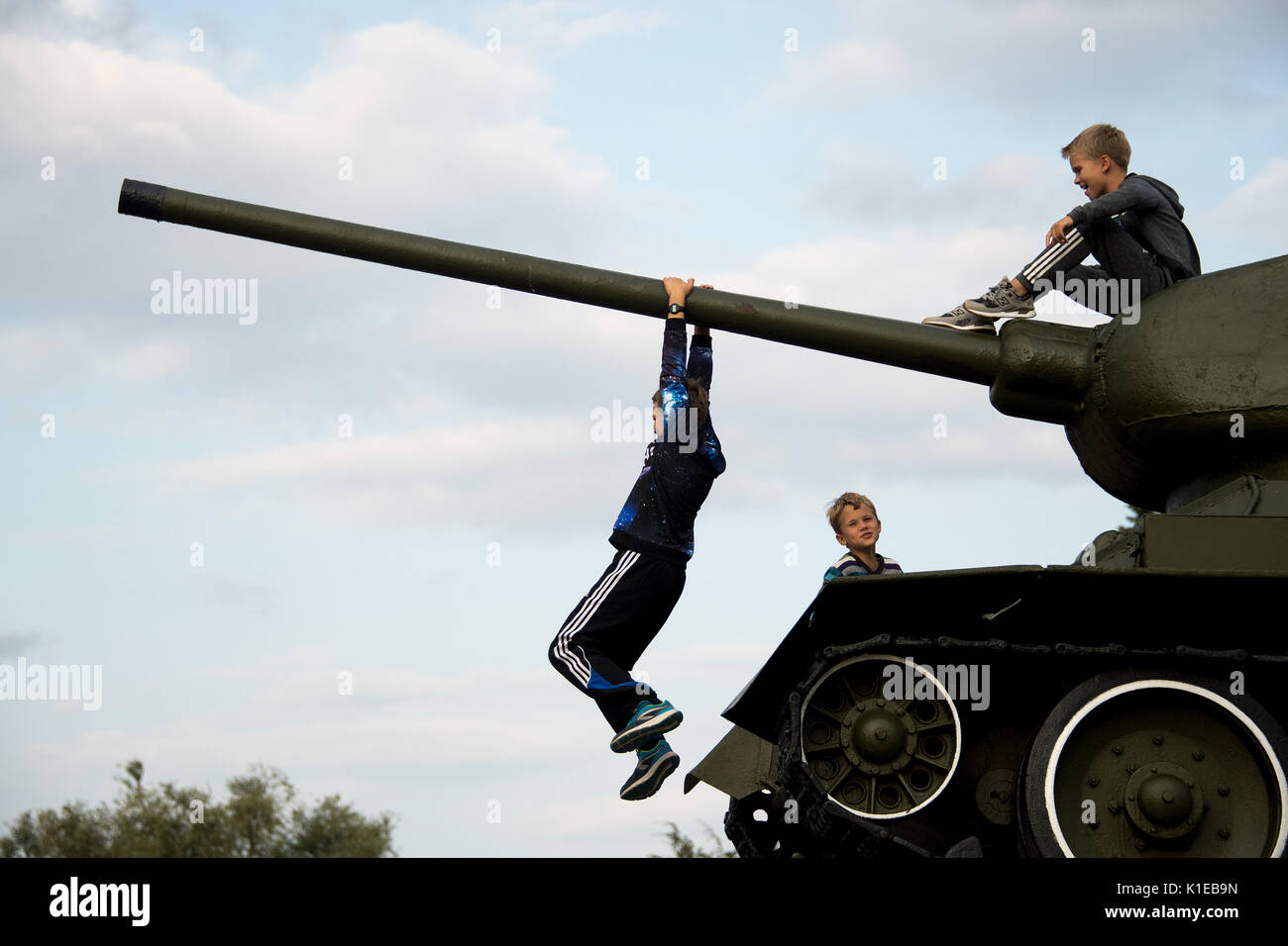 Nizhny Novgorod, Russia. 26th Aug, 2017. Children playing at a war tank ...