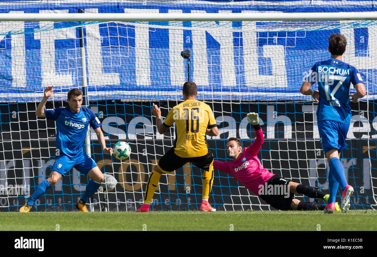 Bochum, Germany. 27th Aug, 2017. Dresden's Philip Heise (C) scoring the ...