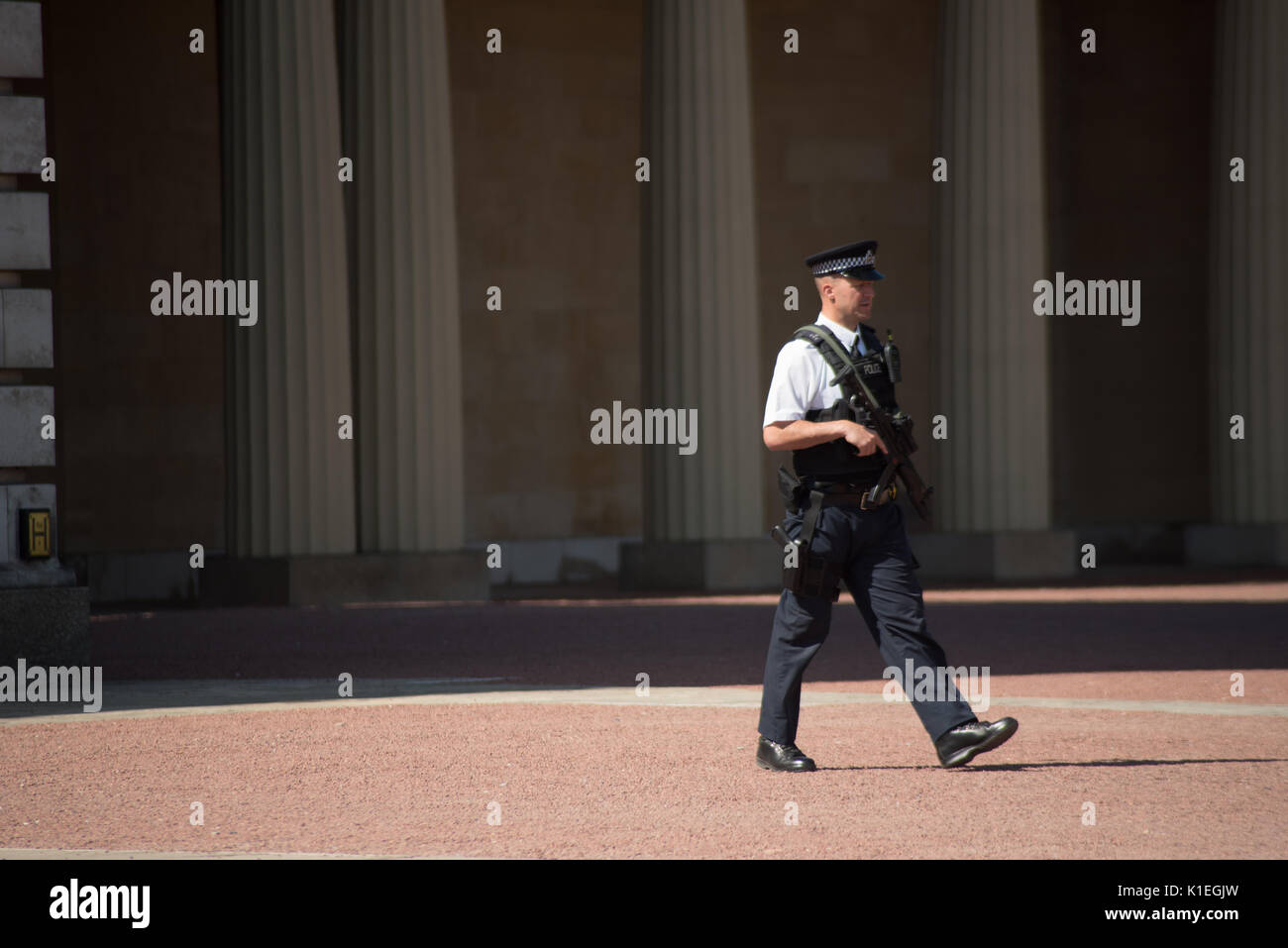 London, UK. 27th Aug, 2017. Heightened Security at Buckingham Palace on ...