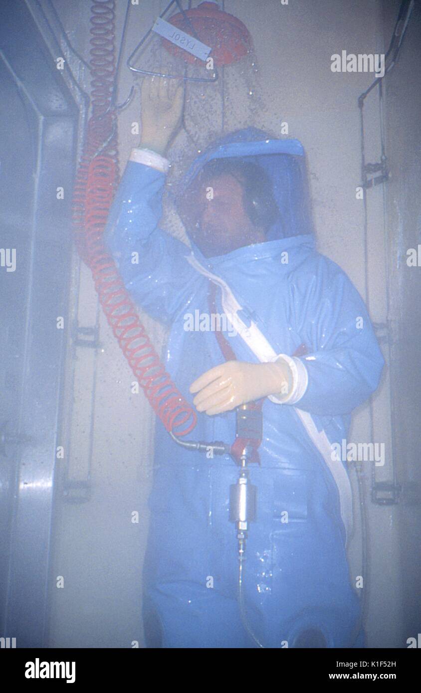 Biosafety level 4 laboratory hi-res stock photography and images - Alamy