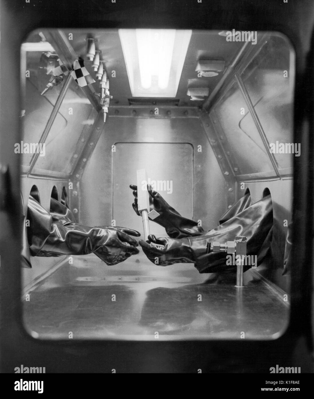 Biosafety level 4 laboratory hi-res stock photography and images - Alamy