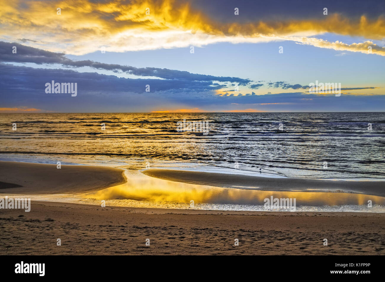 Empty ocean beach hi-res stock photography and images - Alamy