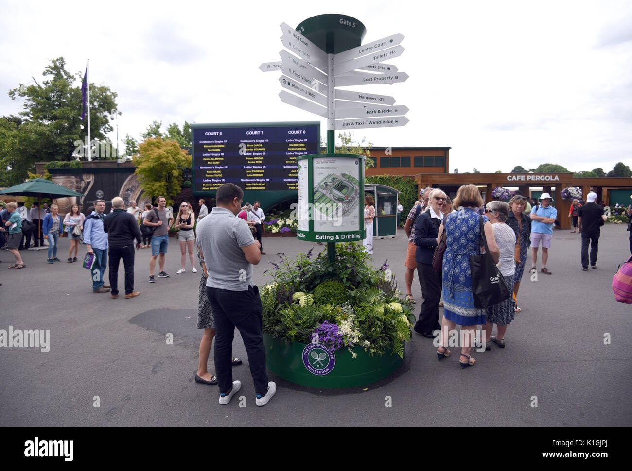 Wimbledon tennis sign general hi-res stock photography and images - Alamy