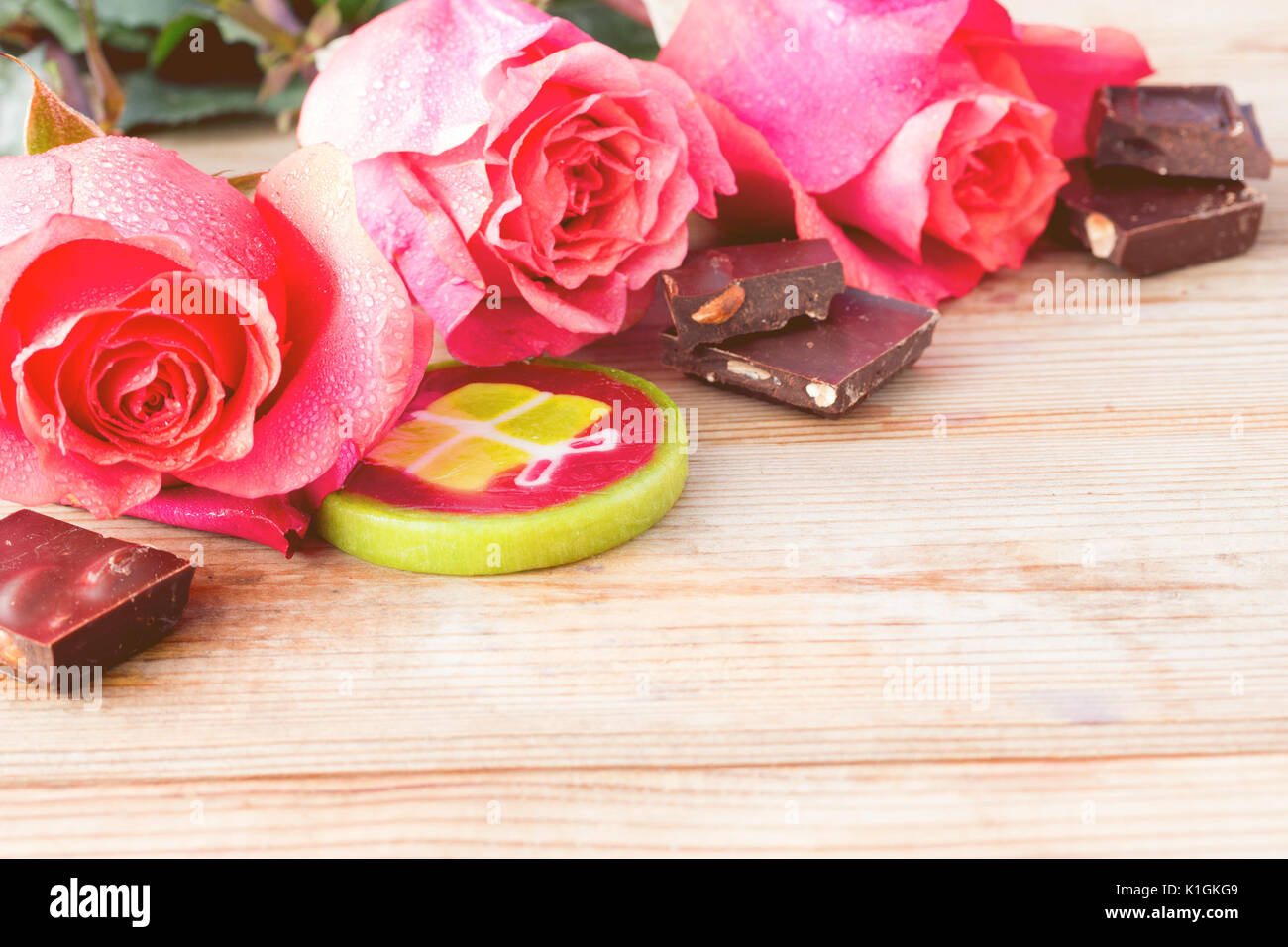 pink roses and sweets on table. copy space Stock Photo - Alamy