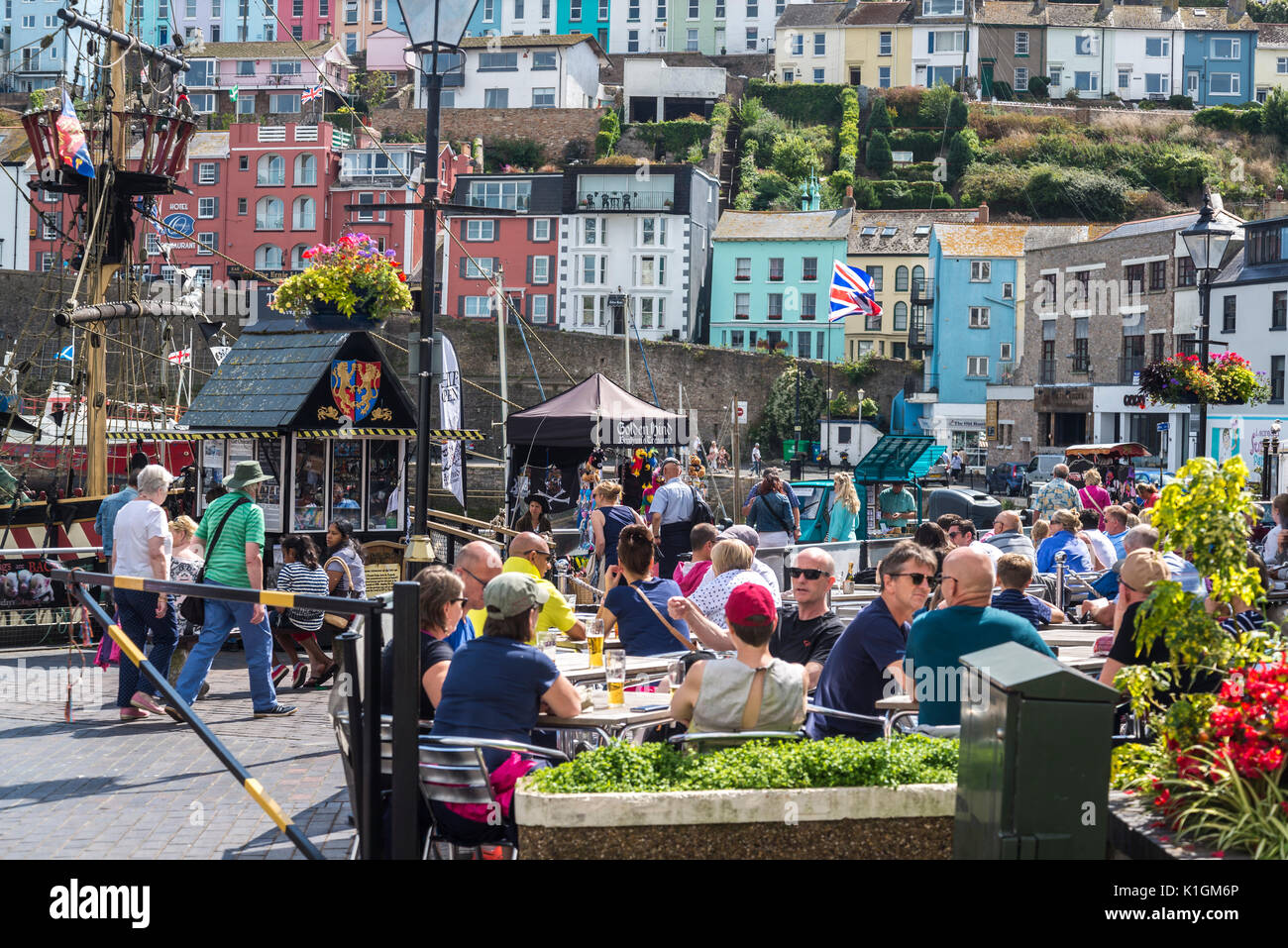 Quayside cafes hi-res stock photography and images - Alamy