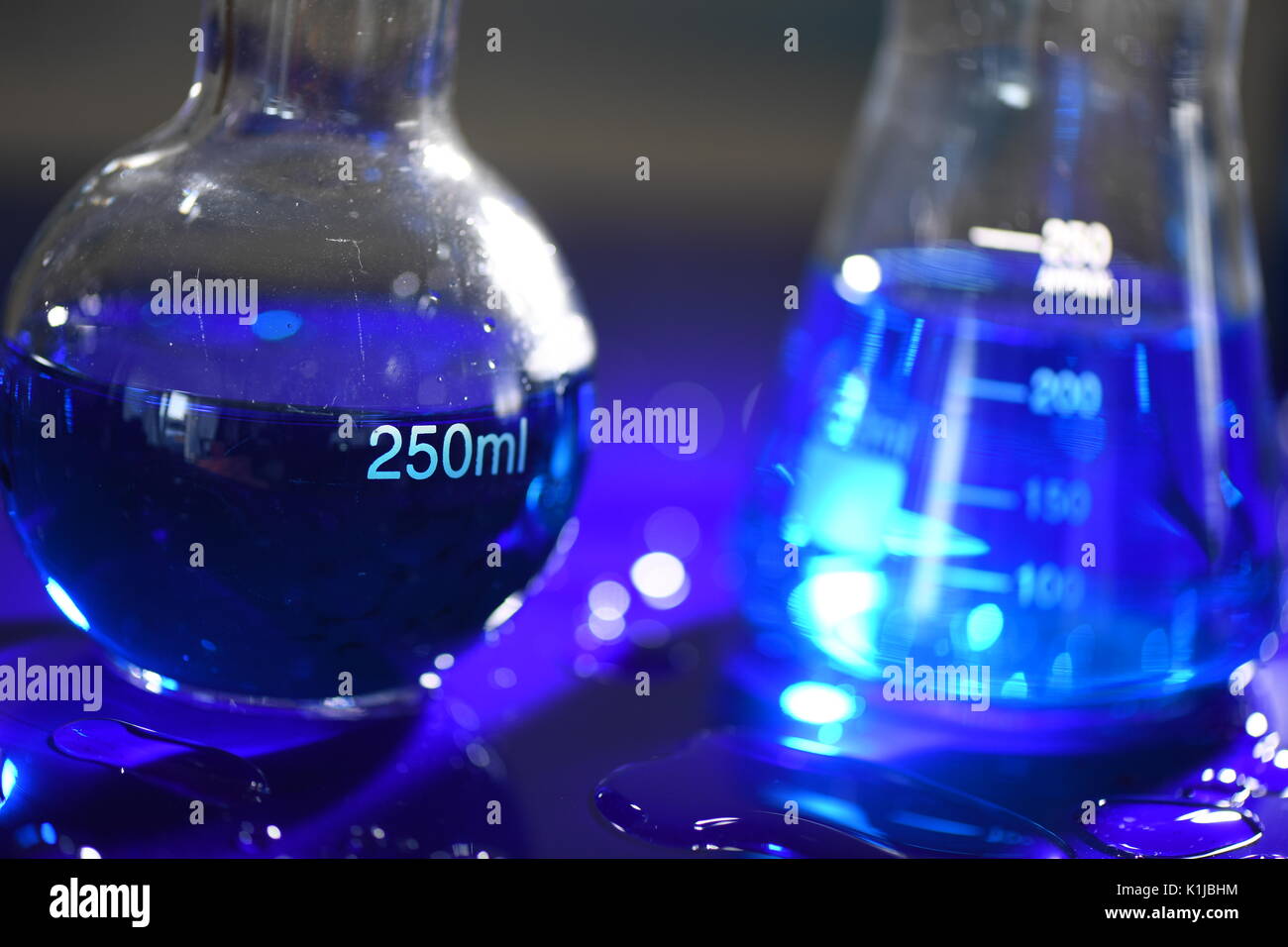 Beakers measuring science liquids laboratory hi-res stock photography ...