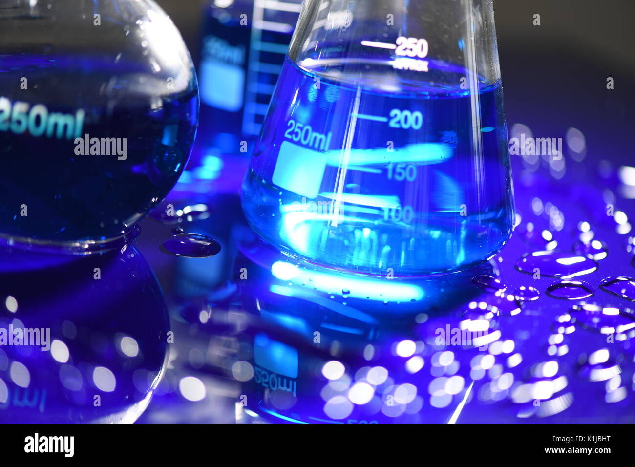 Graduated cylinder beaker hi-res stock photography and images - Alamy
