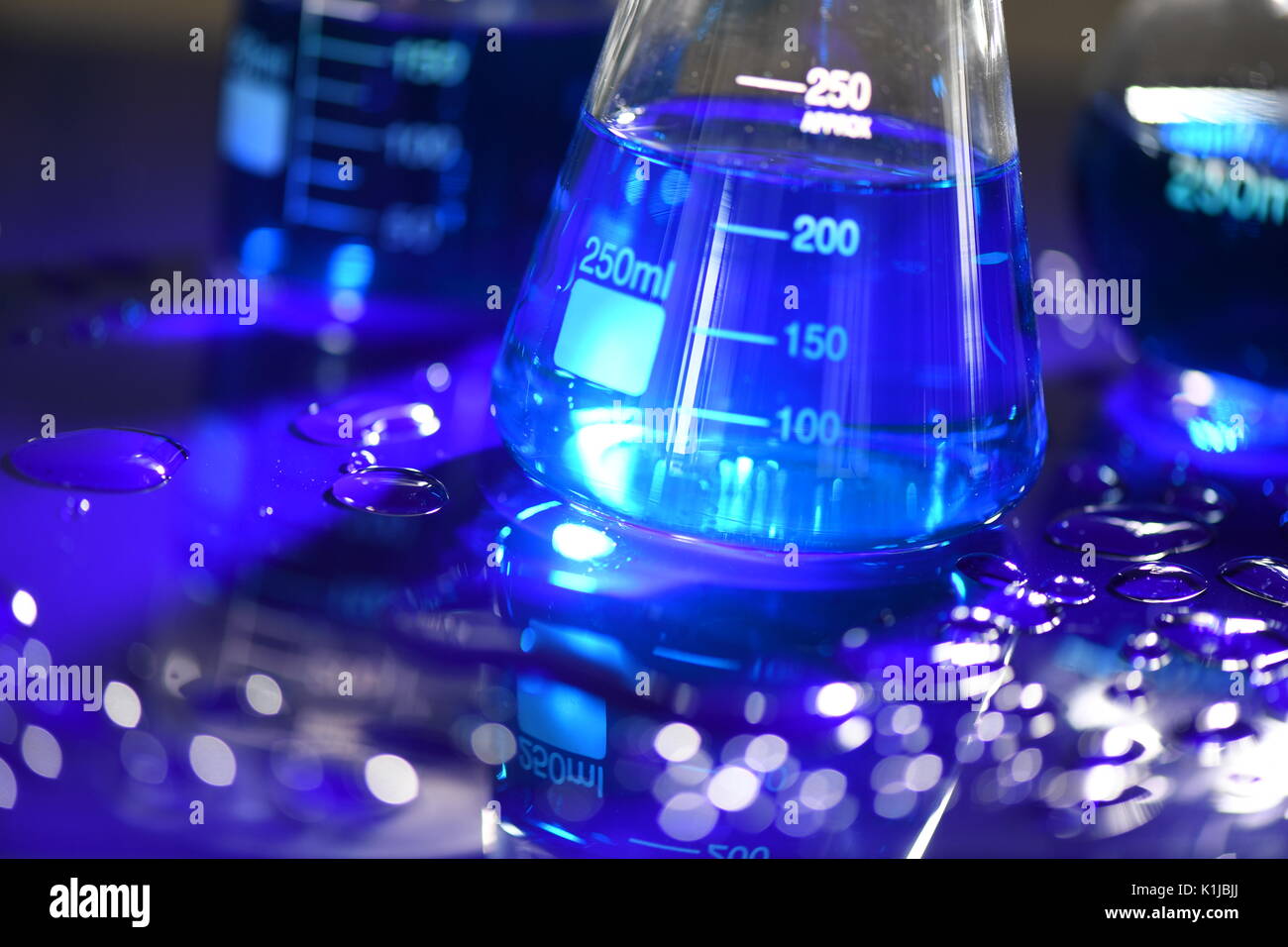 Measuring cylinder beaker hi-res stock photography and images - Alamy