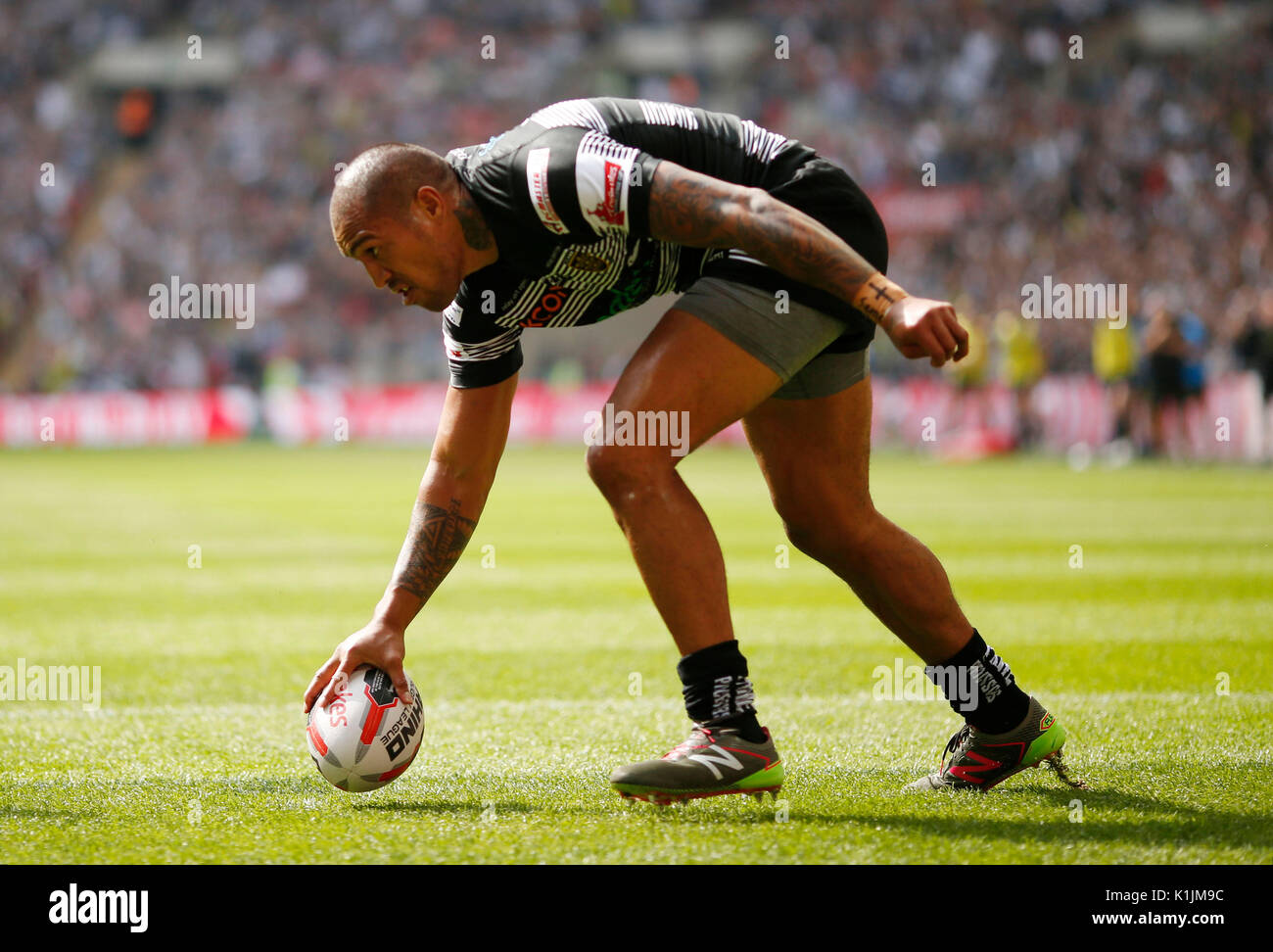 Hull FC's Fetuli Talanoa claims the high ball to score their first try ...