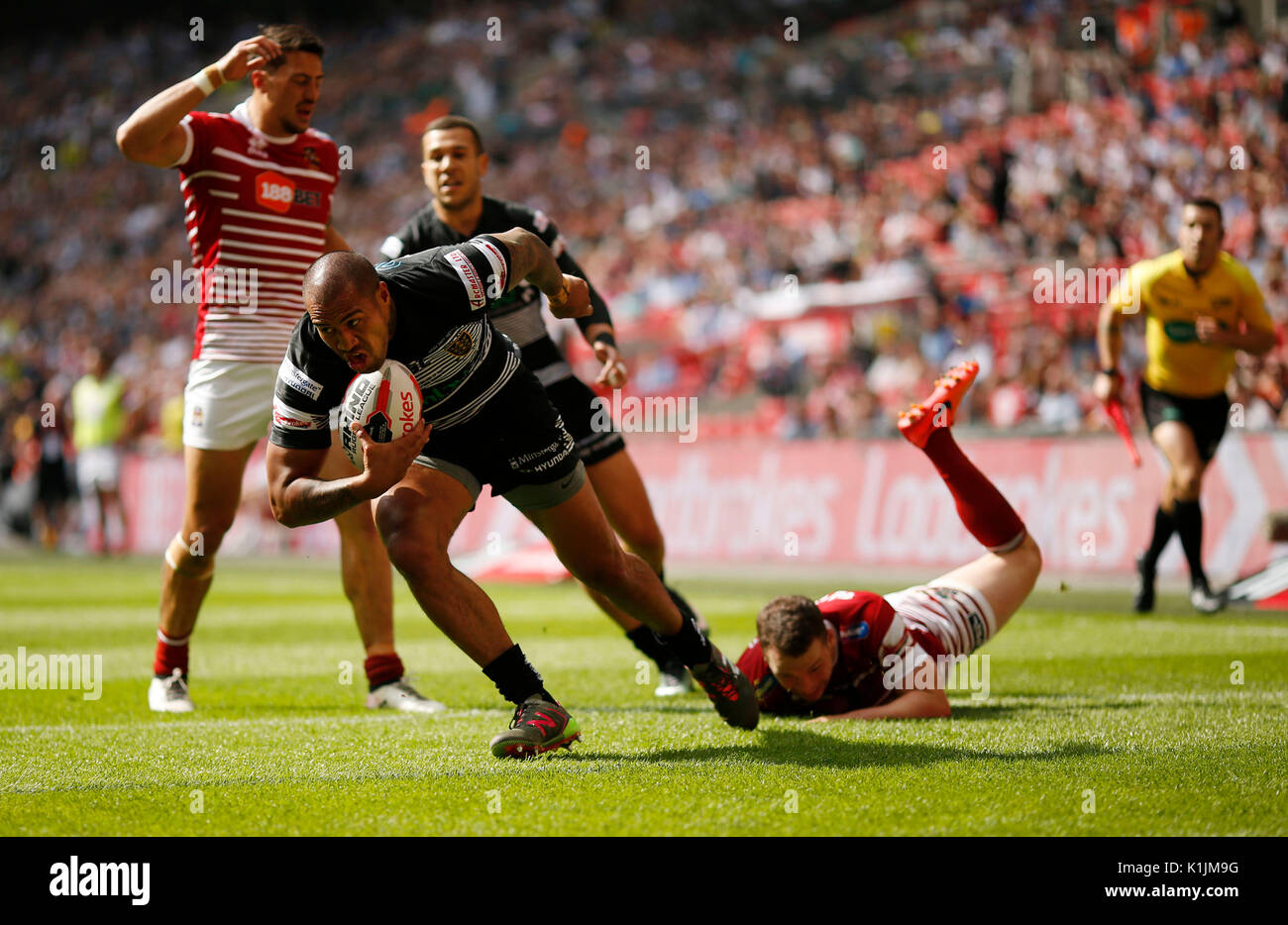 Hull FC's Fetuli Talanoa claims the high ball to score their first try ...