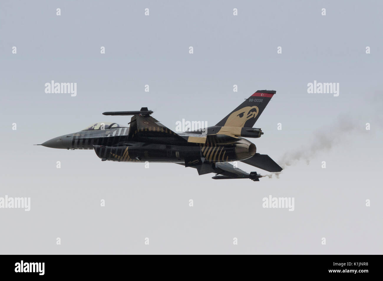 Turkish F-16C Fighting Falcon (known as the Solo Turk) displaying at ...